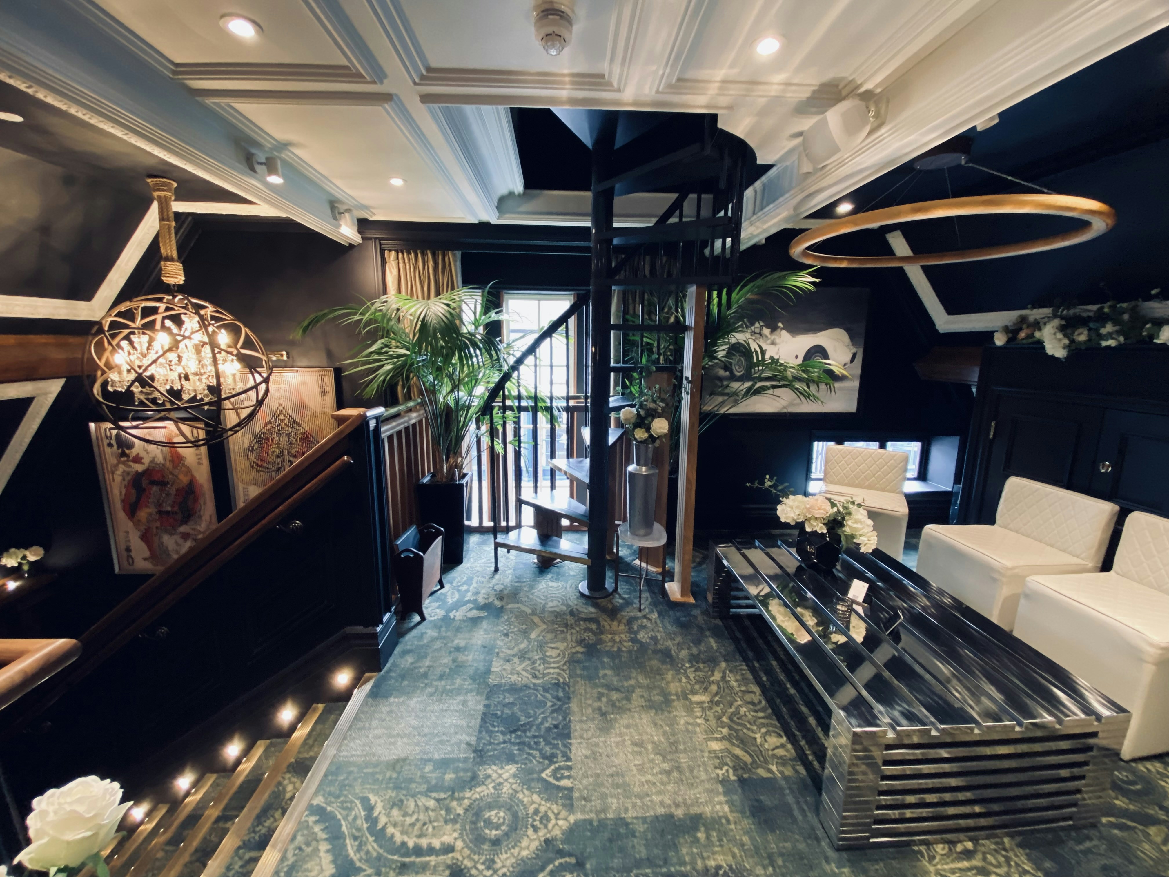 Una habitación con una lámpara de araña y un sofá foto – Imagen de ...