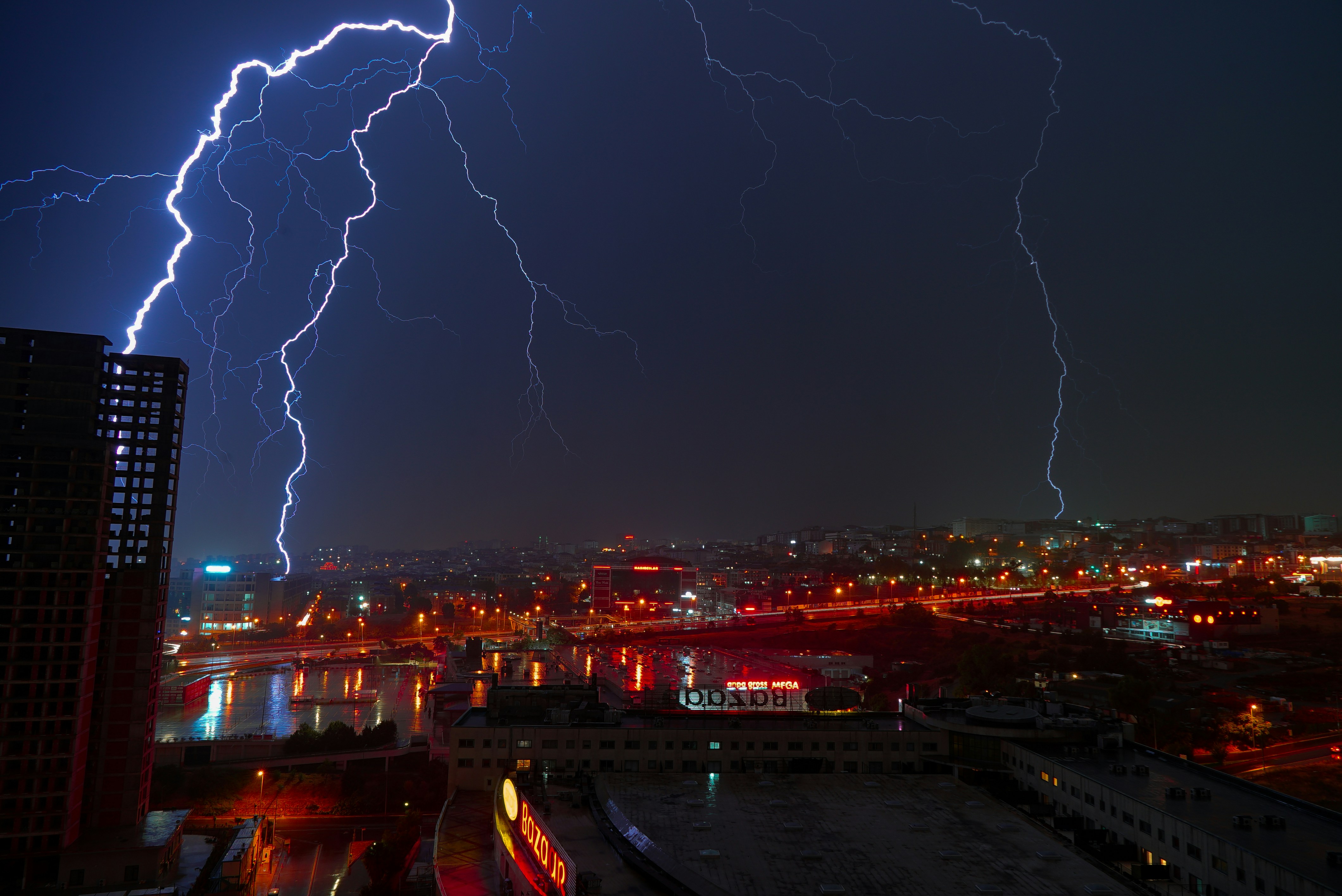La foudre frappe une ville photo – Photo Dinde Gratuite sur Unsplash