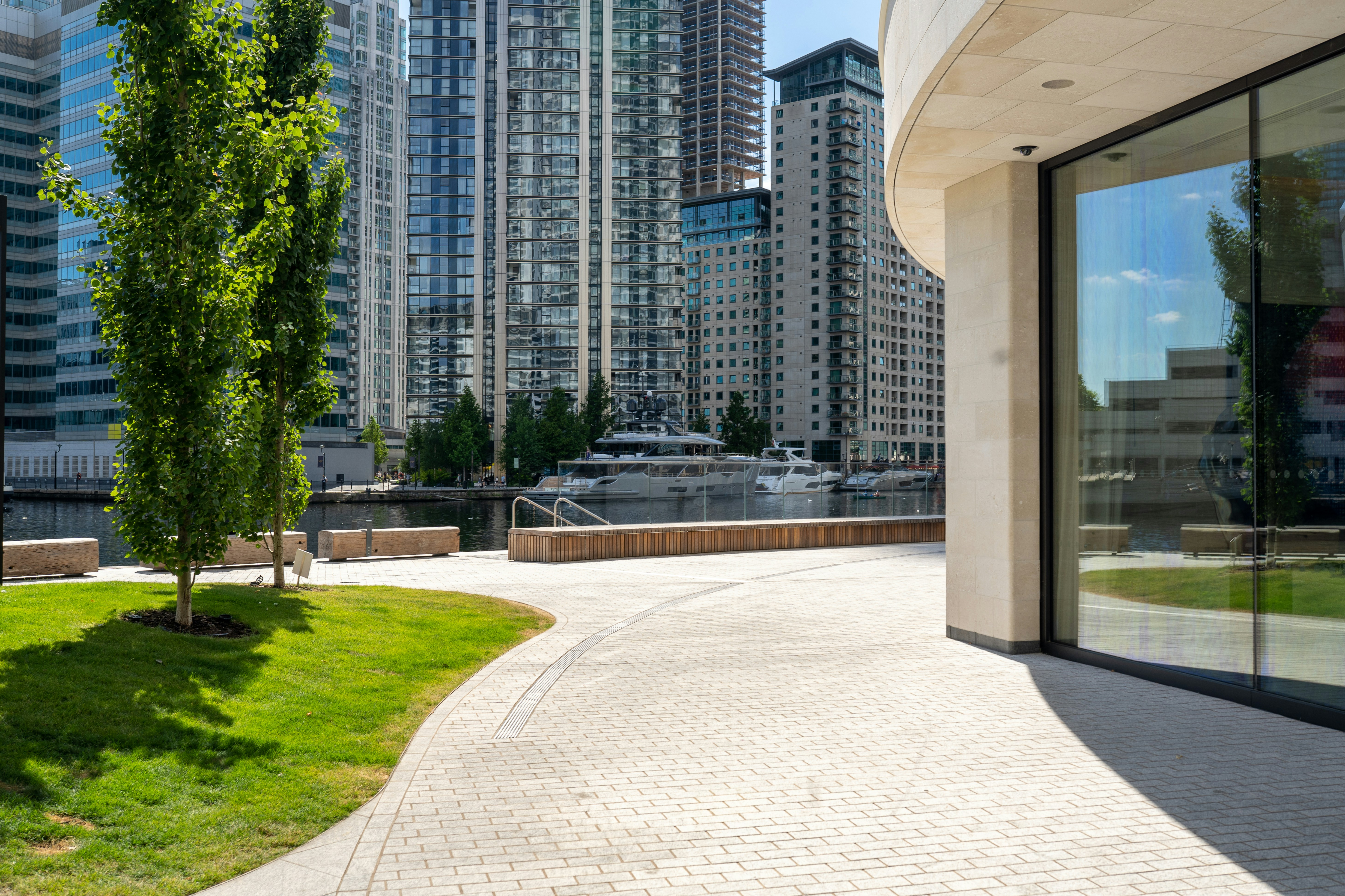 A walkway between buildings photo – Free Canary wharf Image on Unsplash