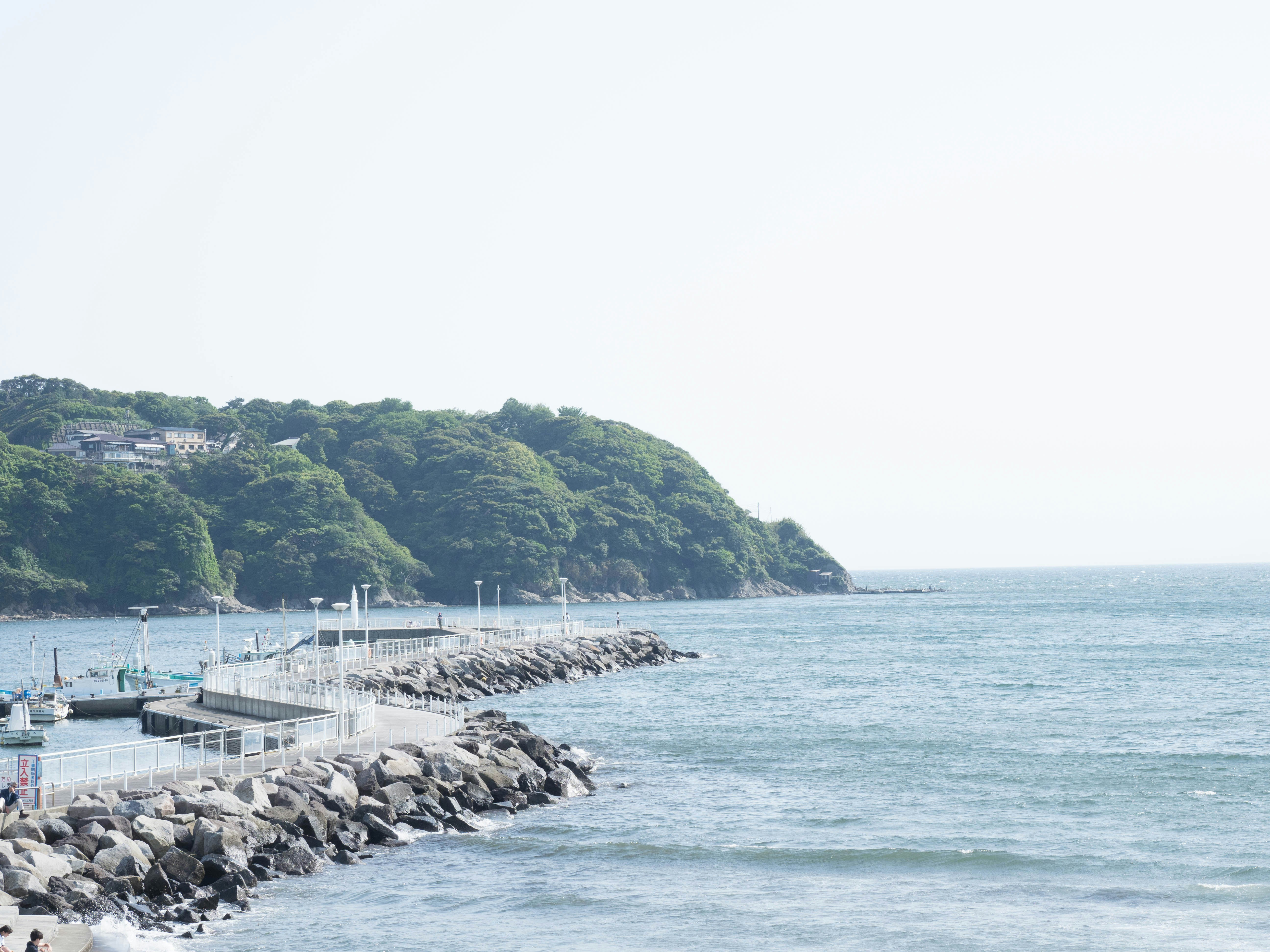 Un quai avec un groupe de bateaux photo – Image gratuite de Gris sur ...