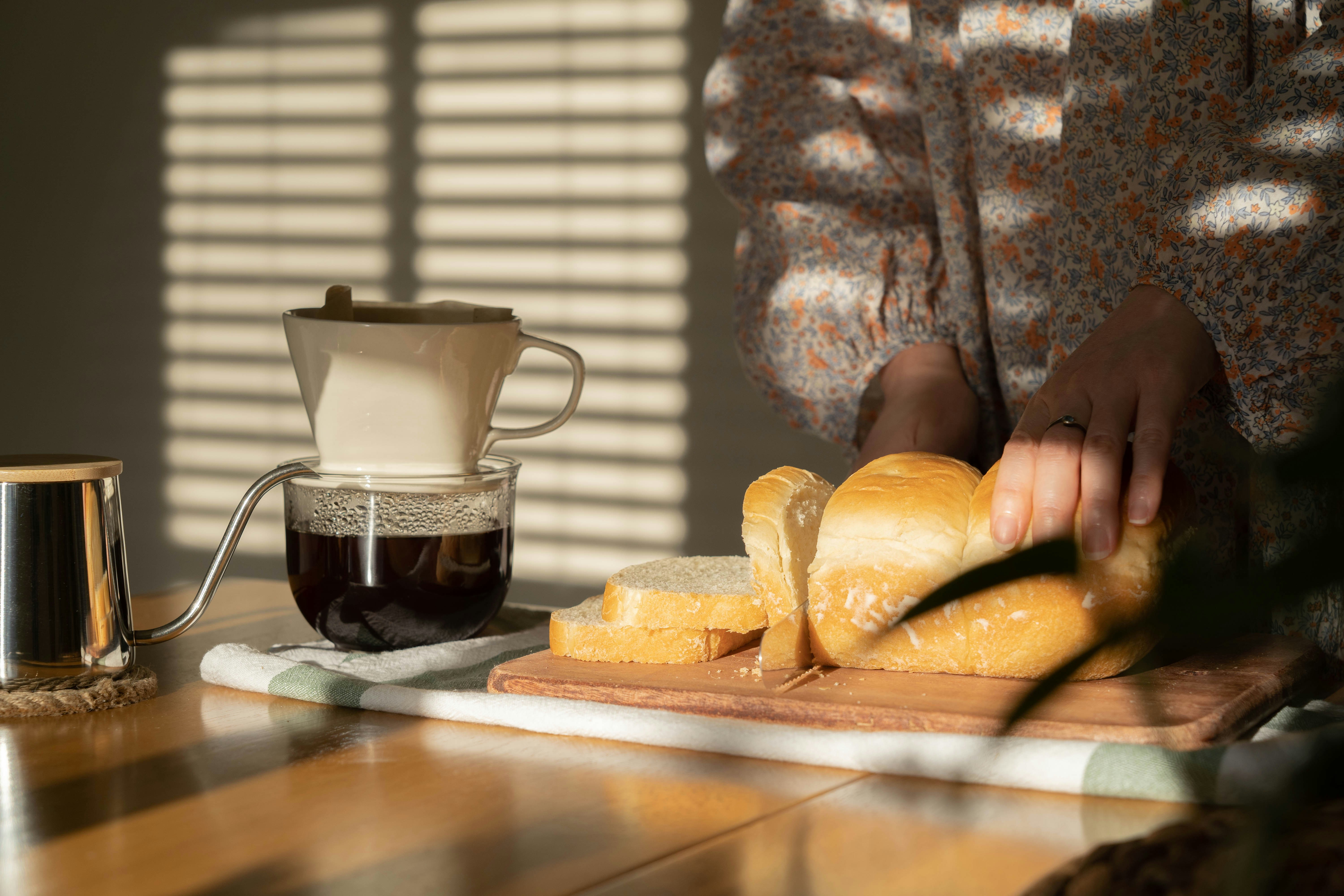 A person making a sandwich photo – Free Morning Image on Unsplash