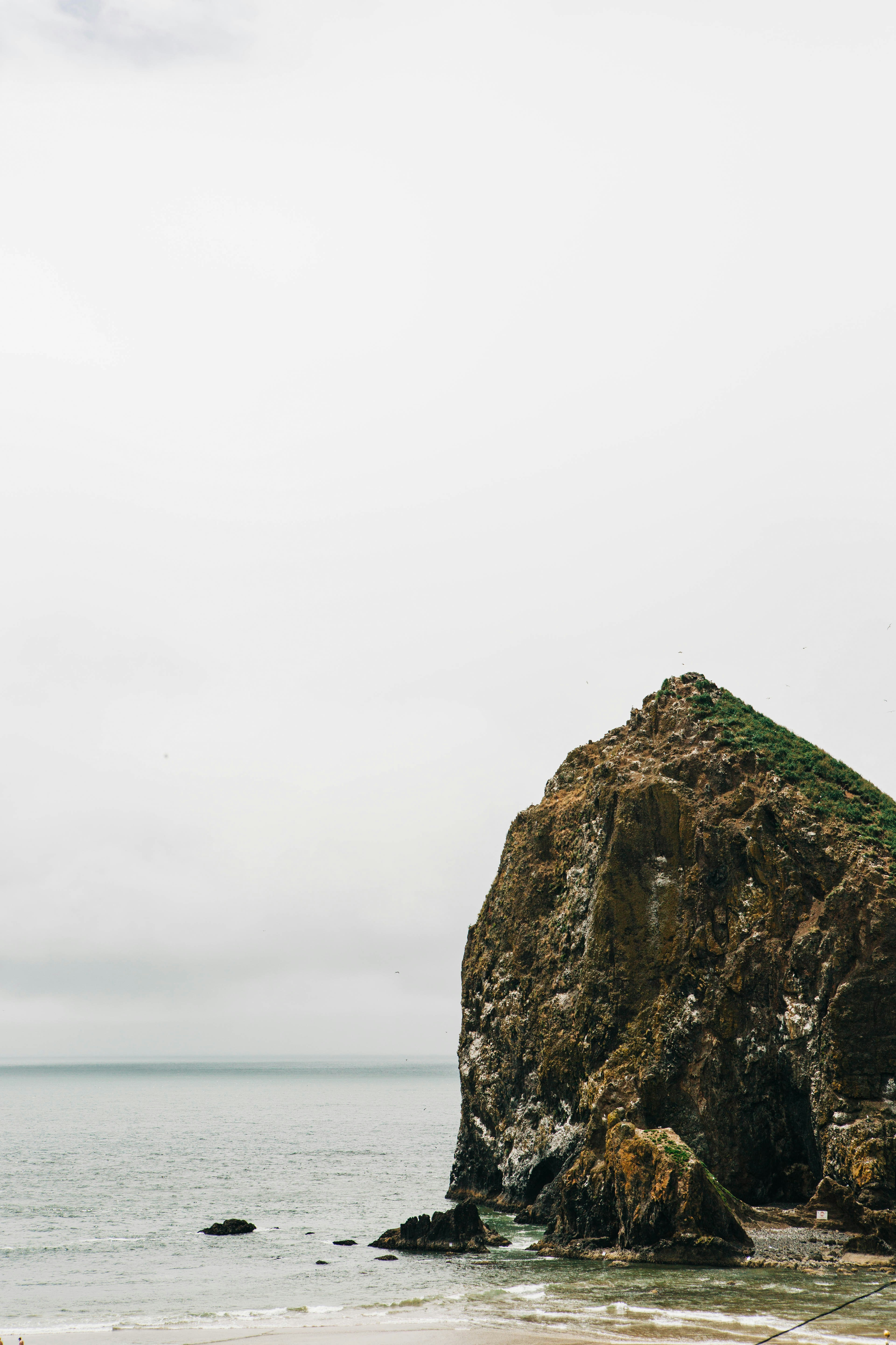 Un gros rocher sur une plage photo – Photo Spiaggia dei cannoni ...