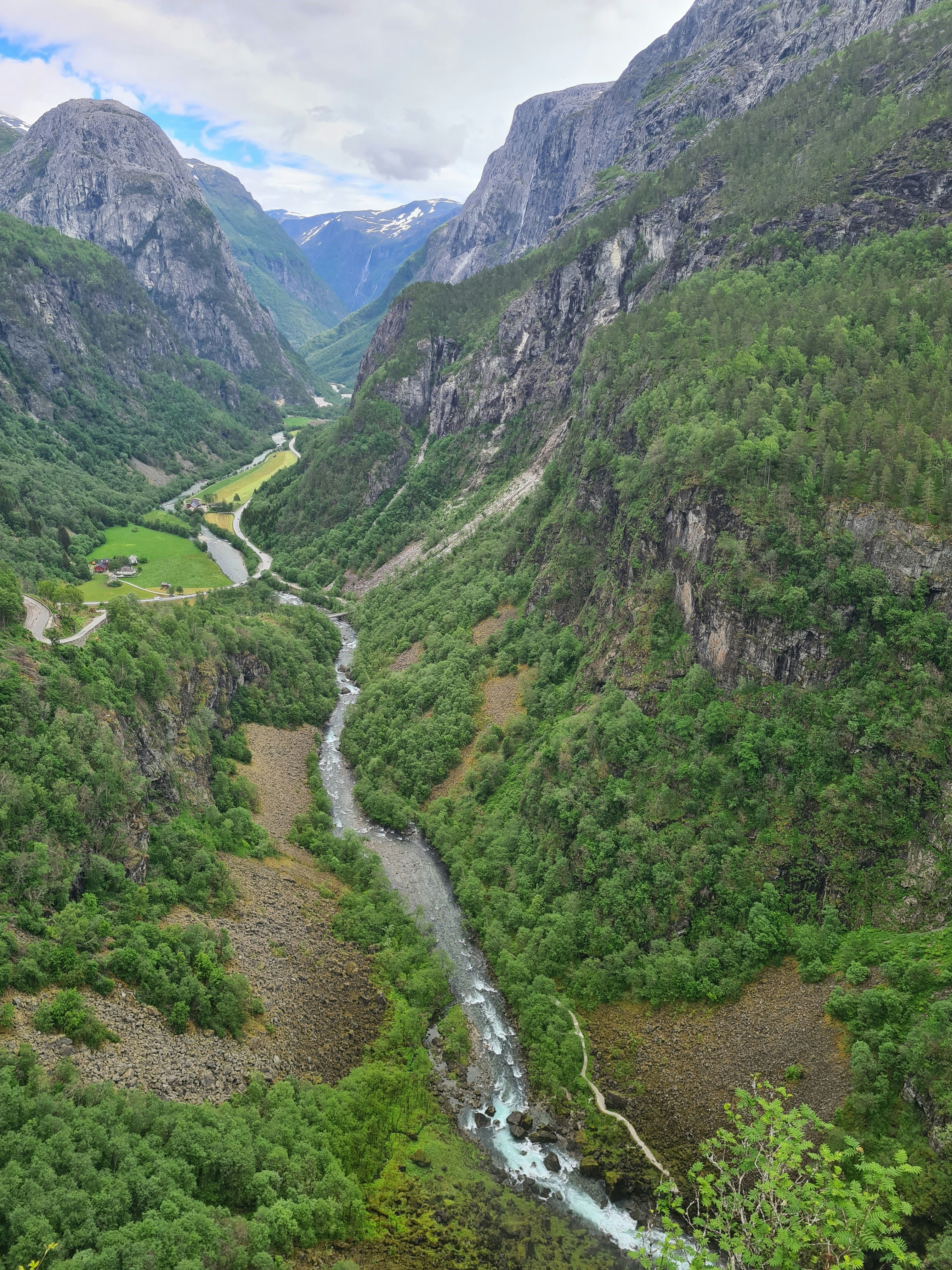 Une rivière qui coule à travers une vallée entre les montagnes photo ...