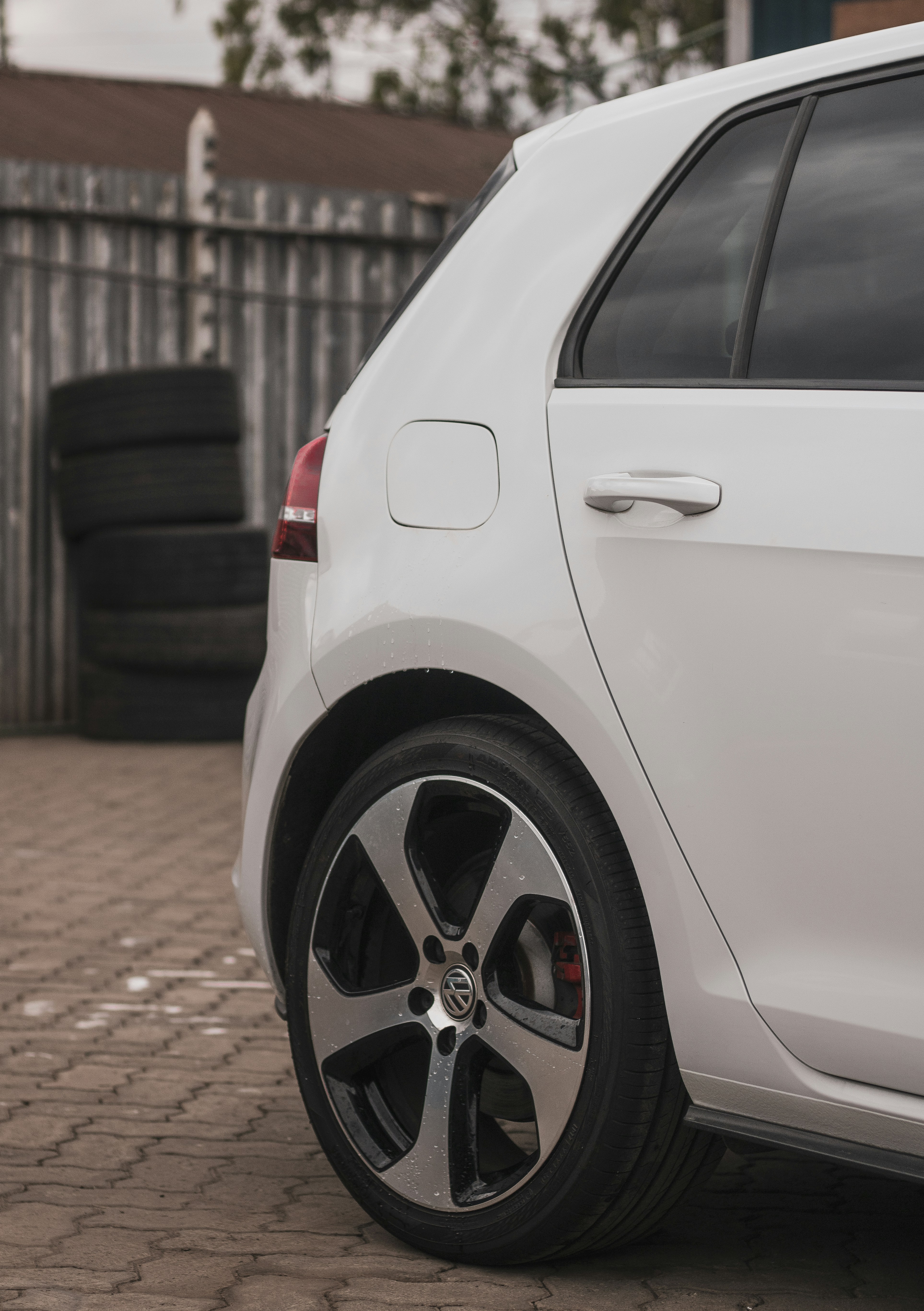 A white car with a flat tire photo – Free Grey Image on Unsplash