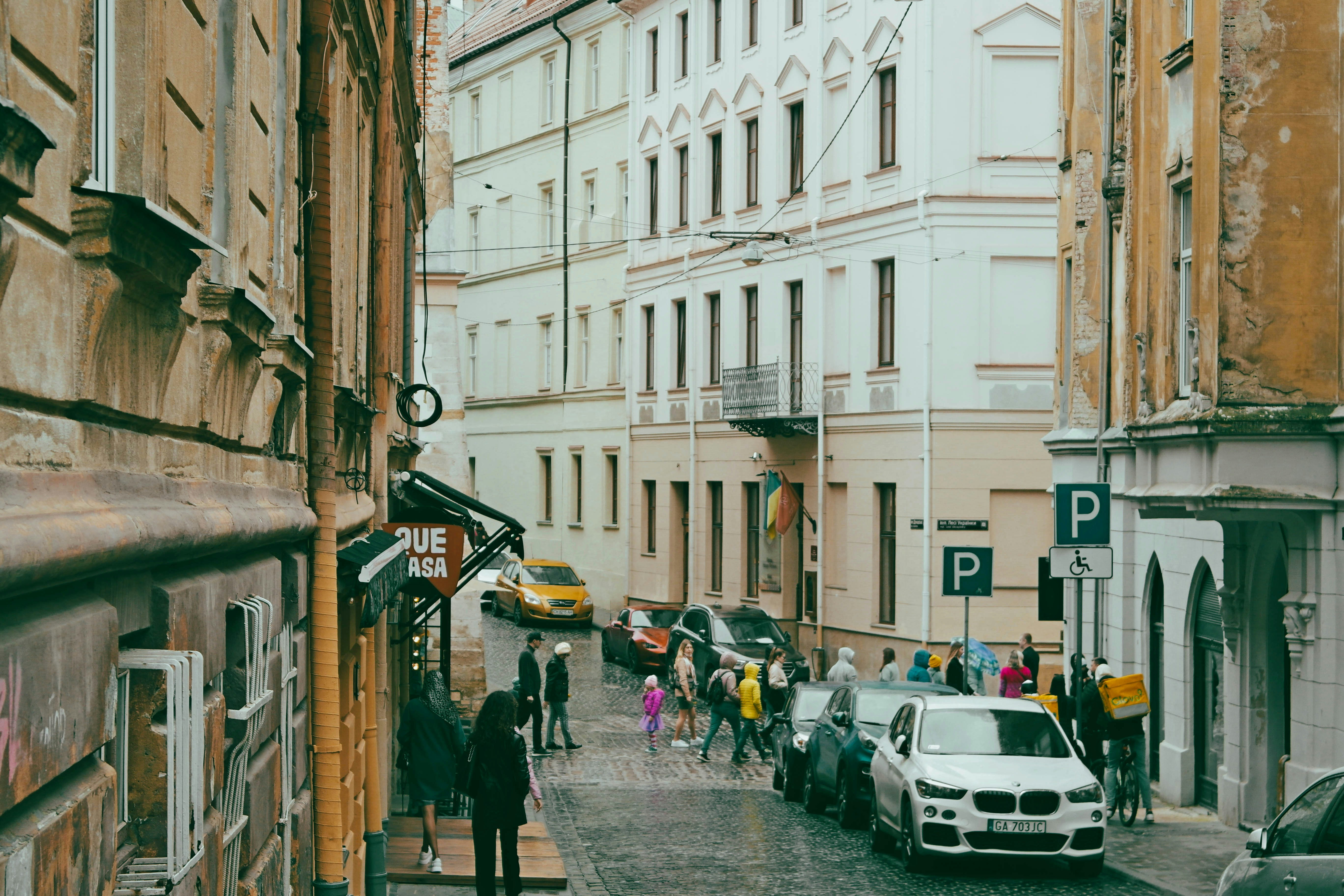Foto zum Thema Eine belebte Straße mit Autos und Menschen – Kostenloses ...