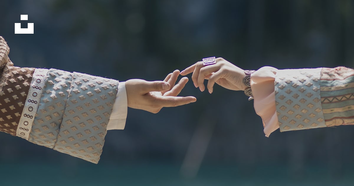 물 속에서 옷을 입은 사람 사진 Unsplash의 무료 카자흐스탄 이미지