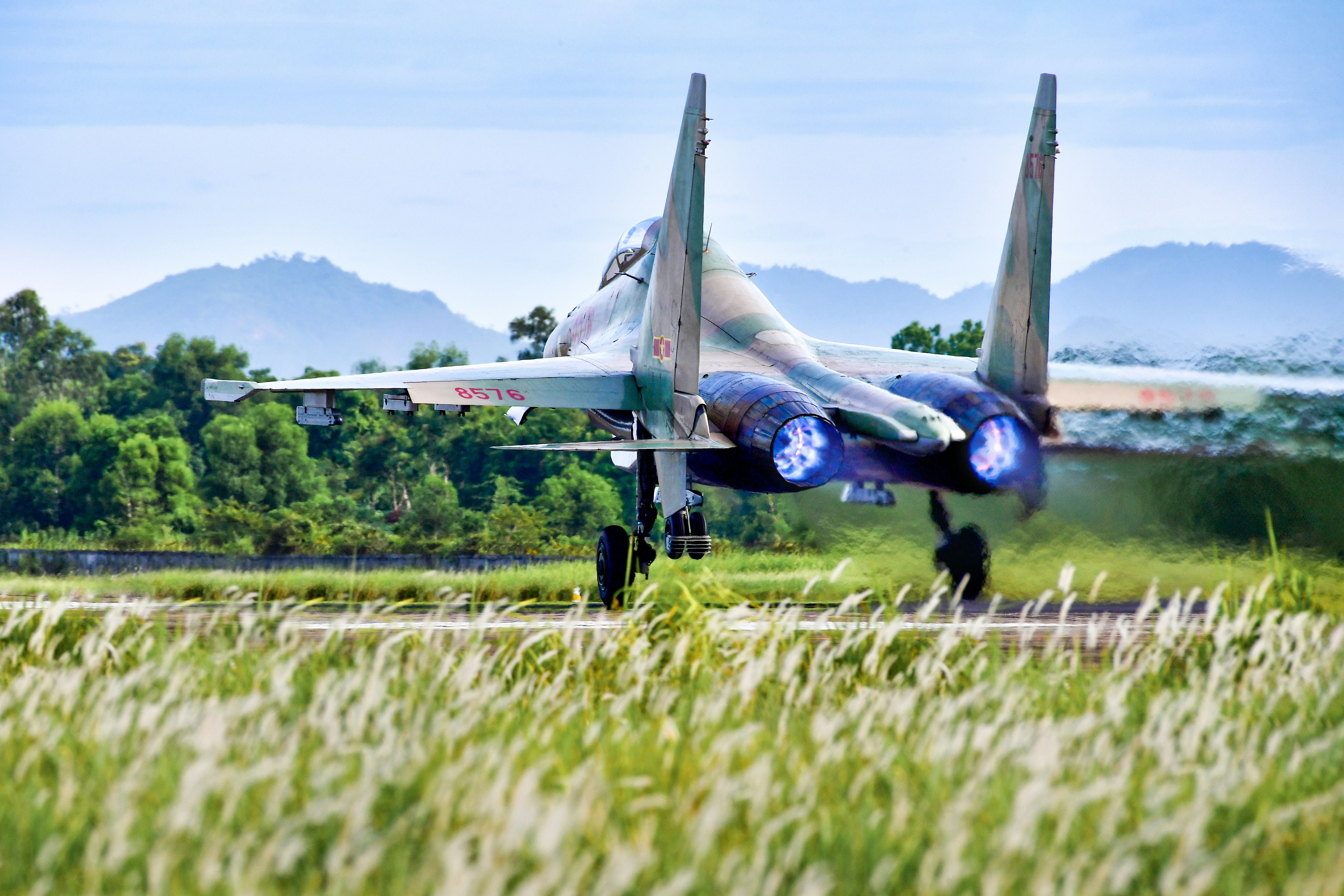 A fighter jet taking off photo – Free Aircraft Image on Unsplash