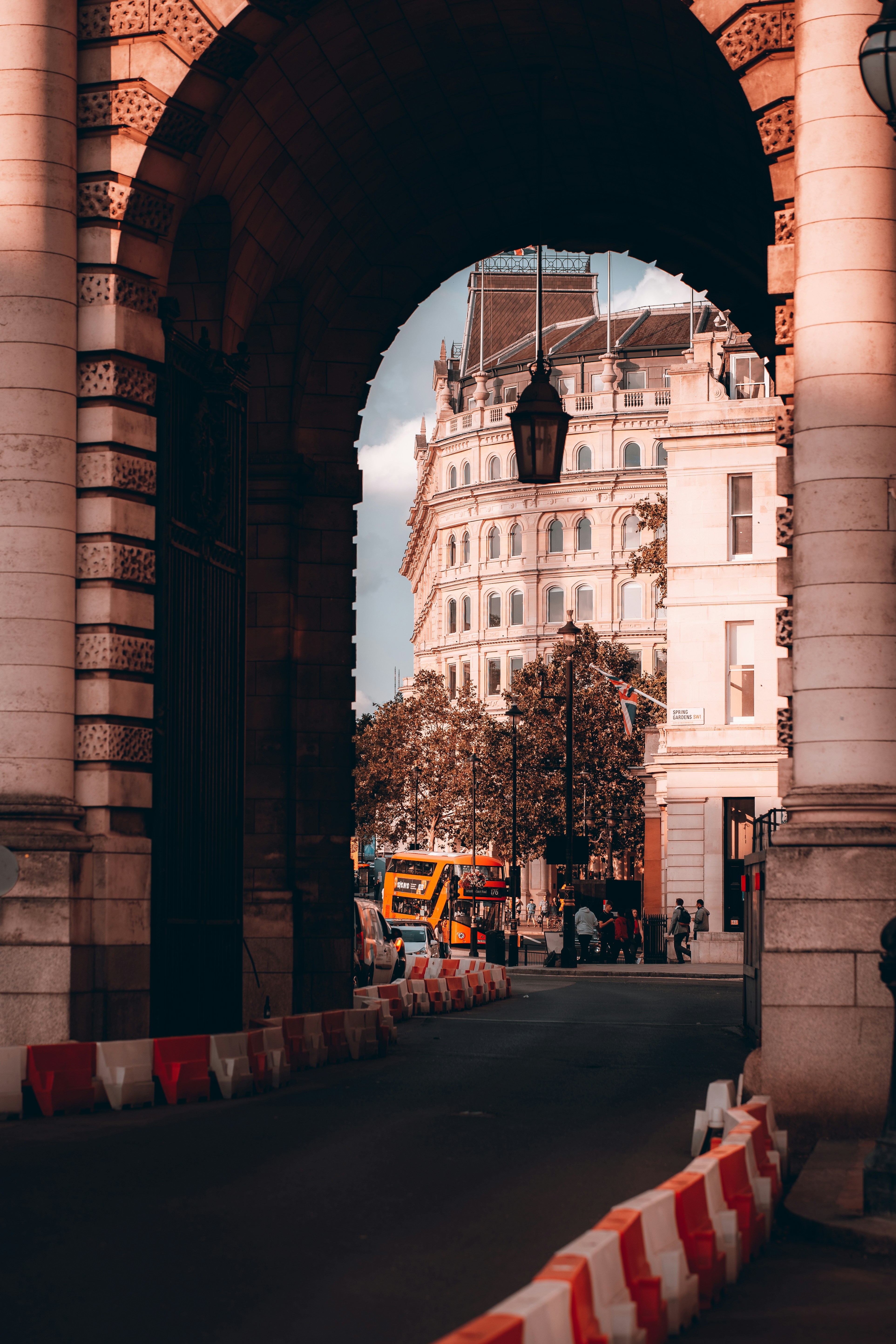 A street with a large archway photo – Free Architecture Image on Unsplash