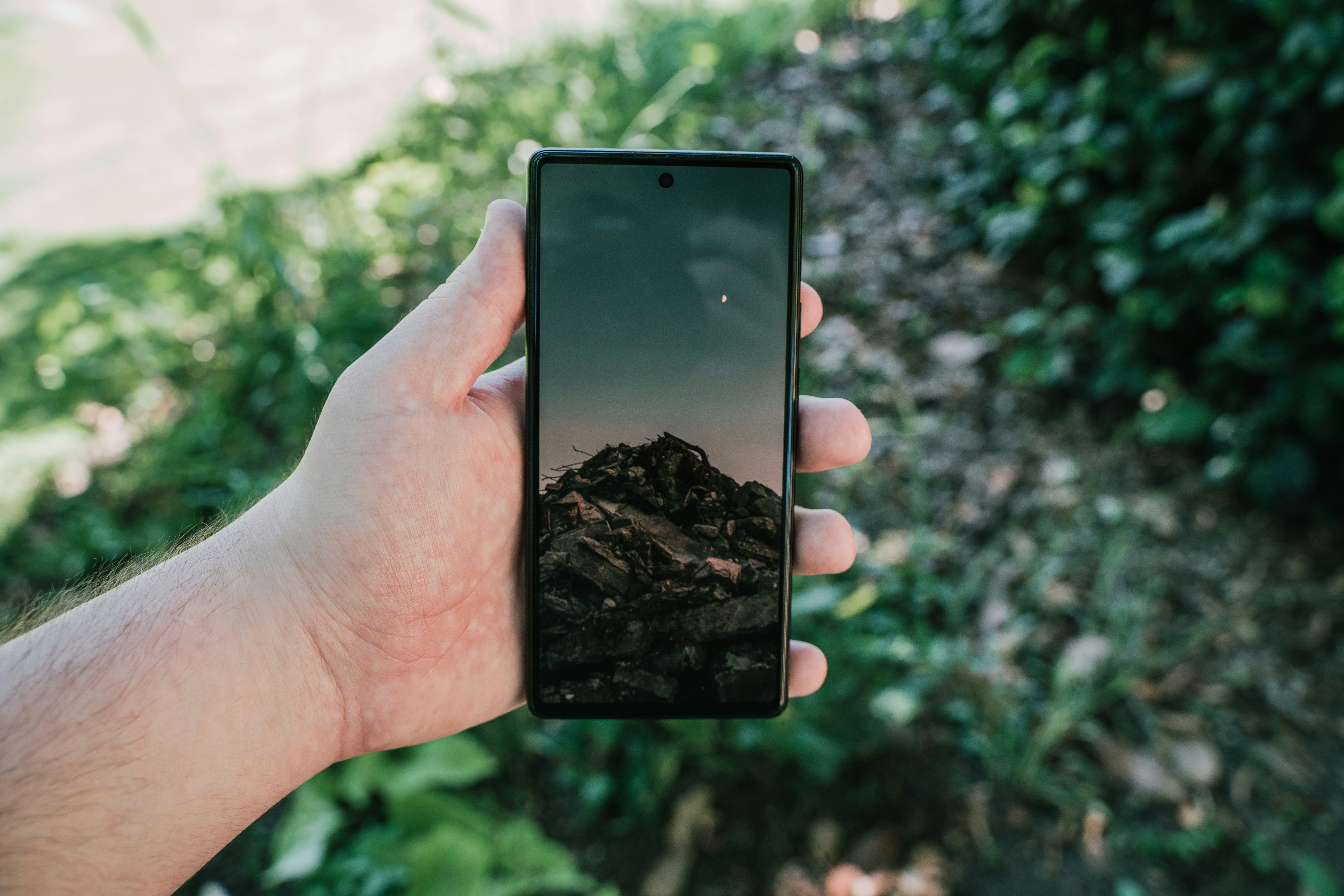 A hand holding a cell phone photo – Free Wallpaper Image on Unsplash