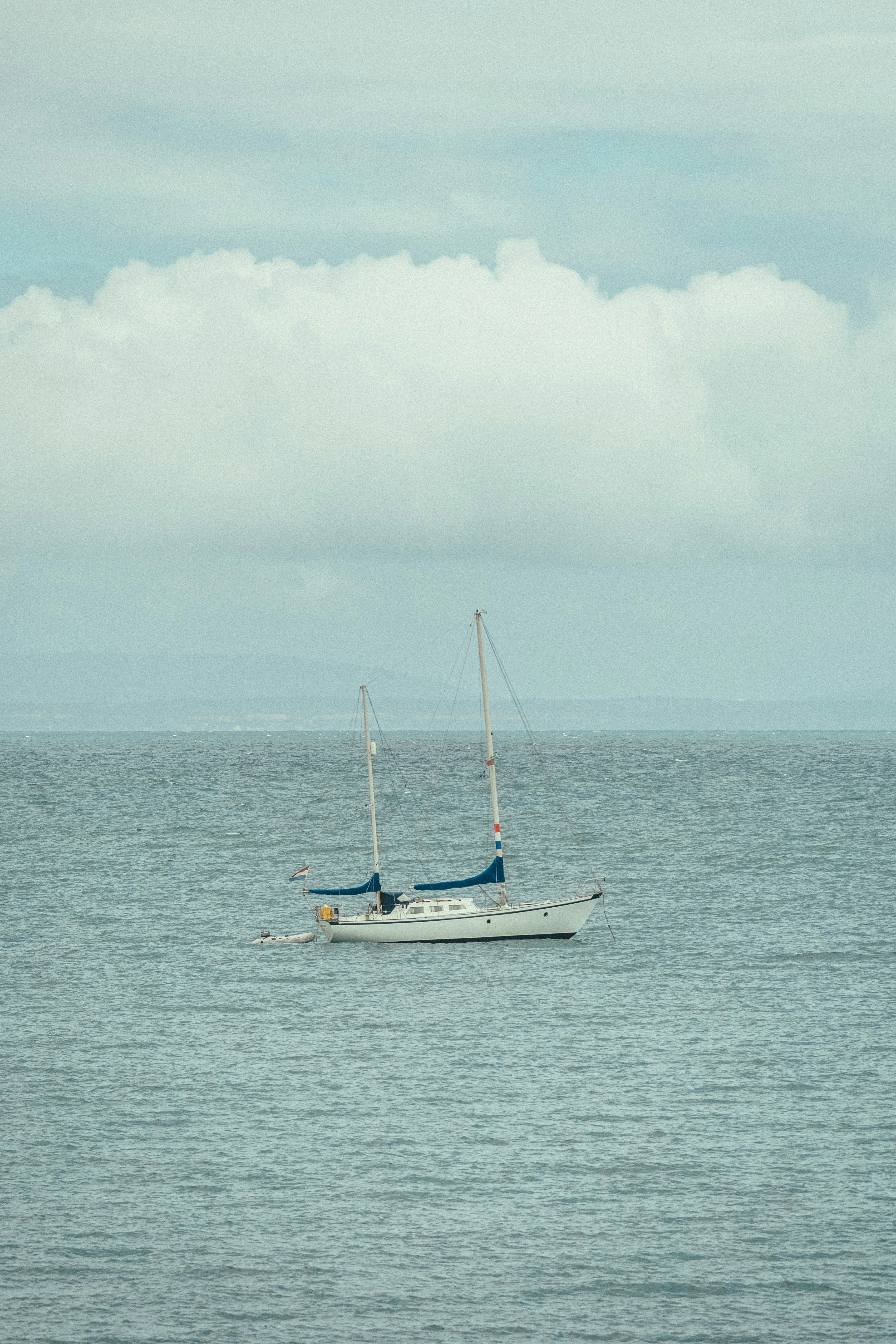 Foto Un pequeño bote en un gran cuerpo de agua – Imagen Barco gratis en ...