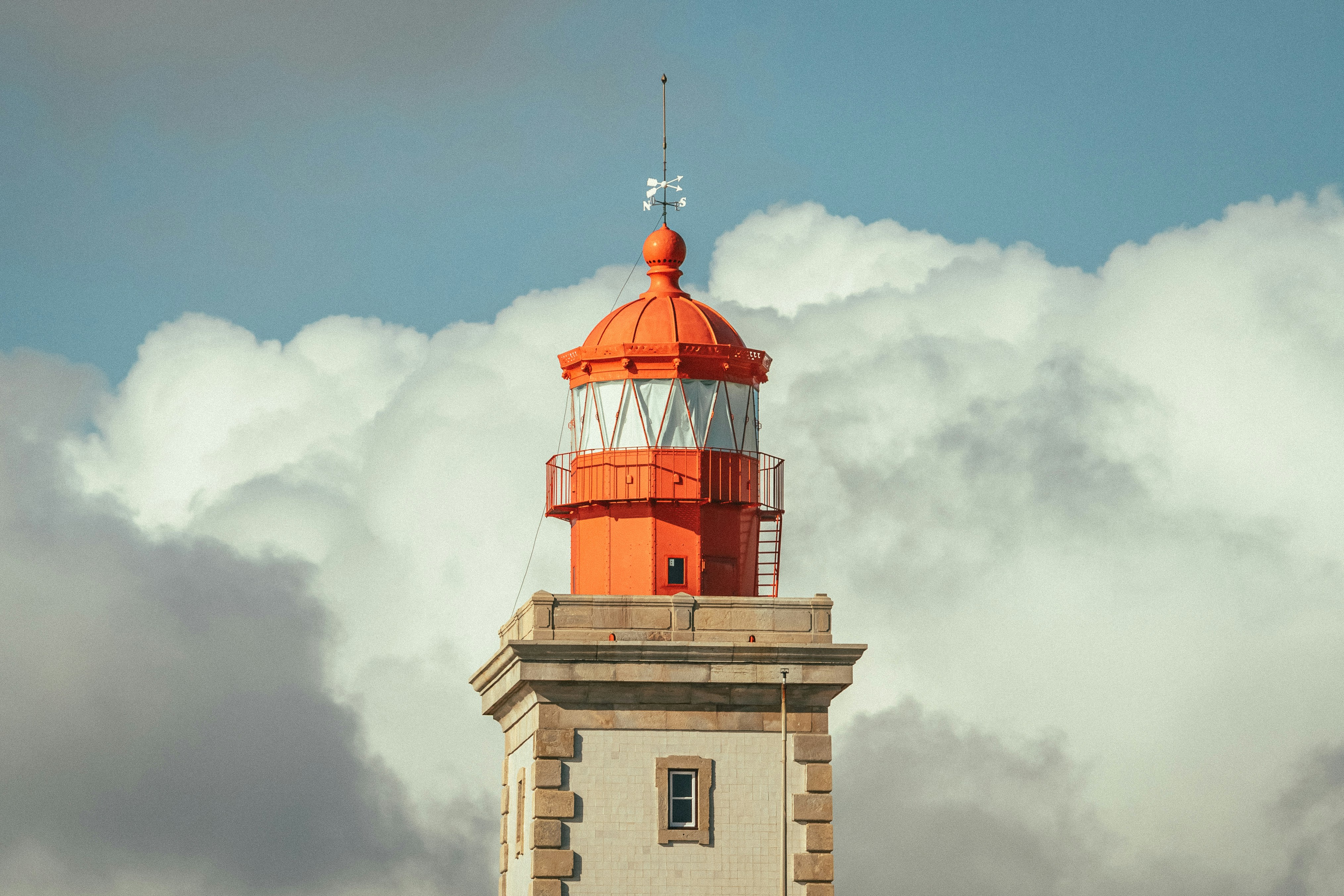 Una gran torre del reloj sentada bajo un cielo nublado foto – Imagen de ...