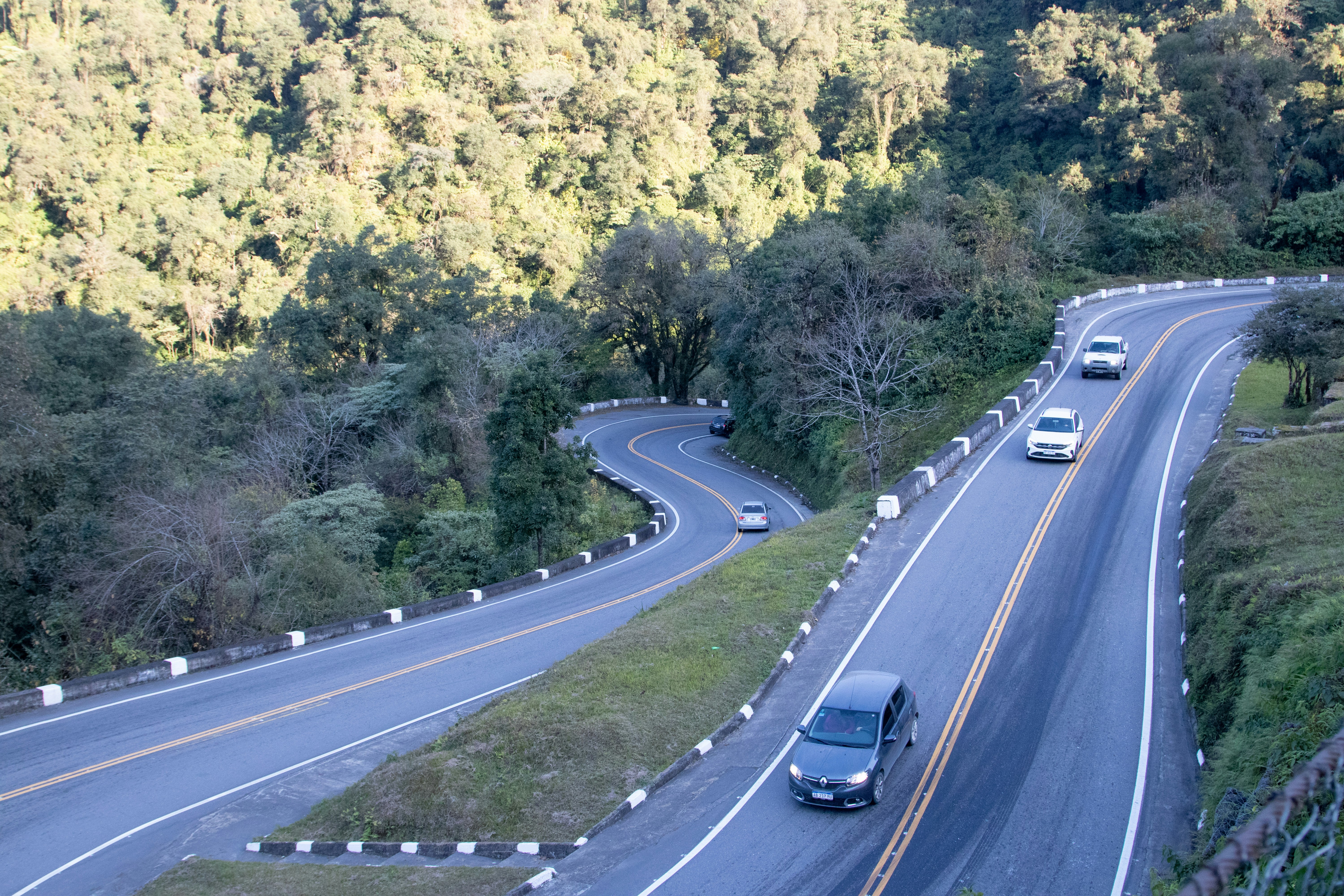 Foto zum Thema Eine Autobahn mit Autos darauf – Kostenloses Bild zu ...
