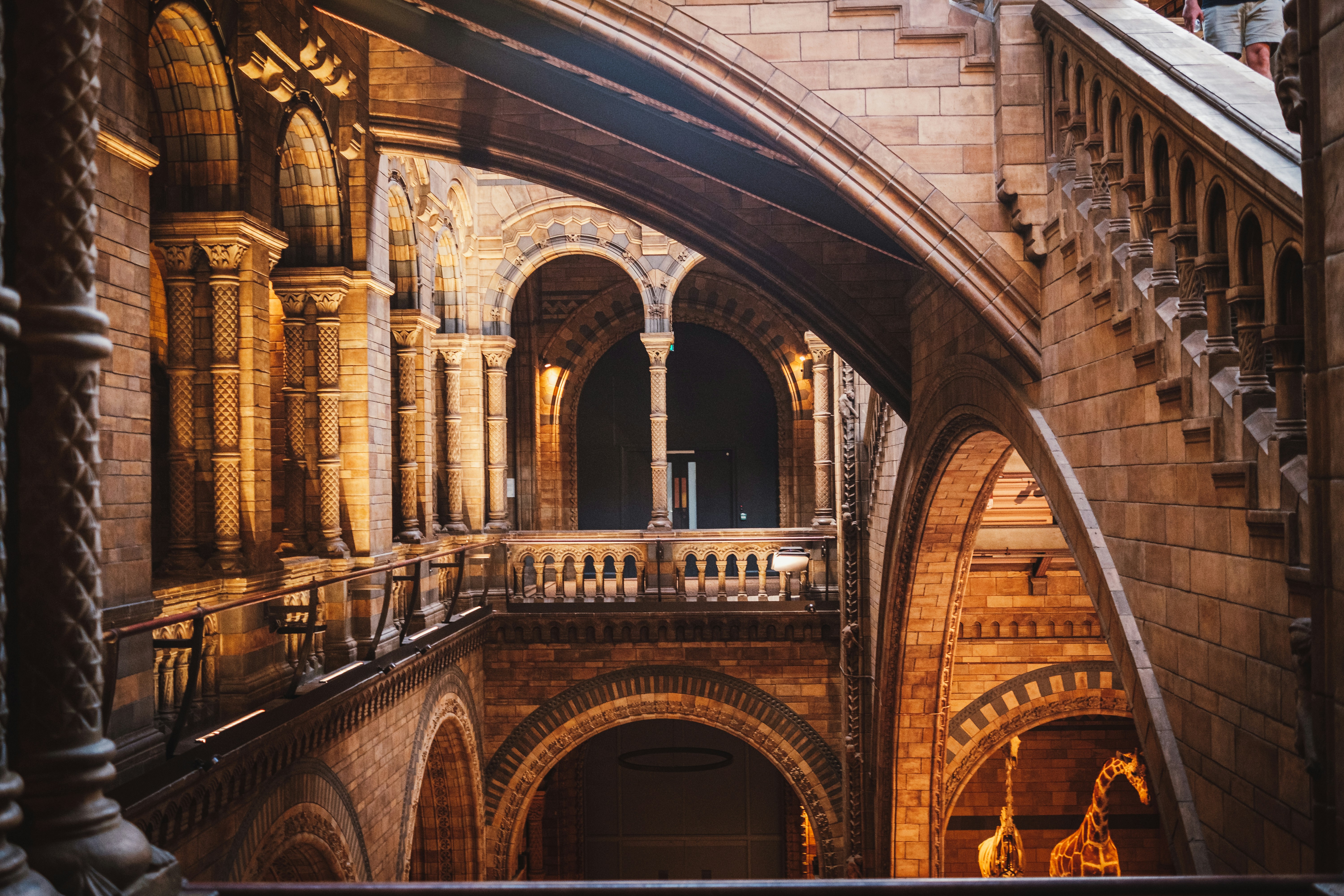 Foto Un edificio con arcos y columnas – Imagen Londres gratis en Unsplash