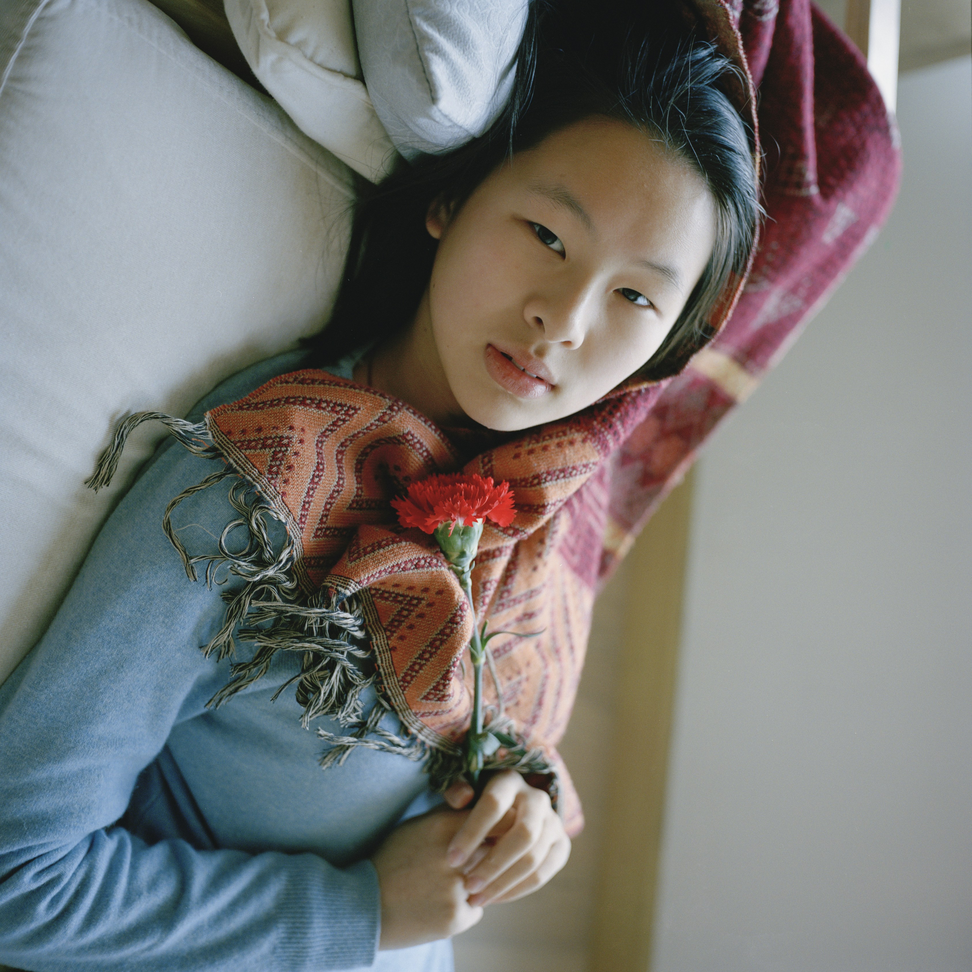 Foto Una persona acostada en una cama – Imagen Llevar a la fuerza ...