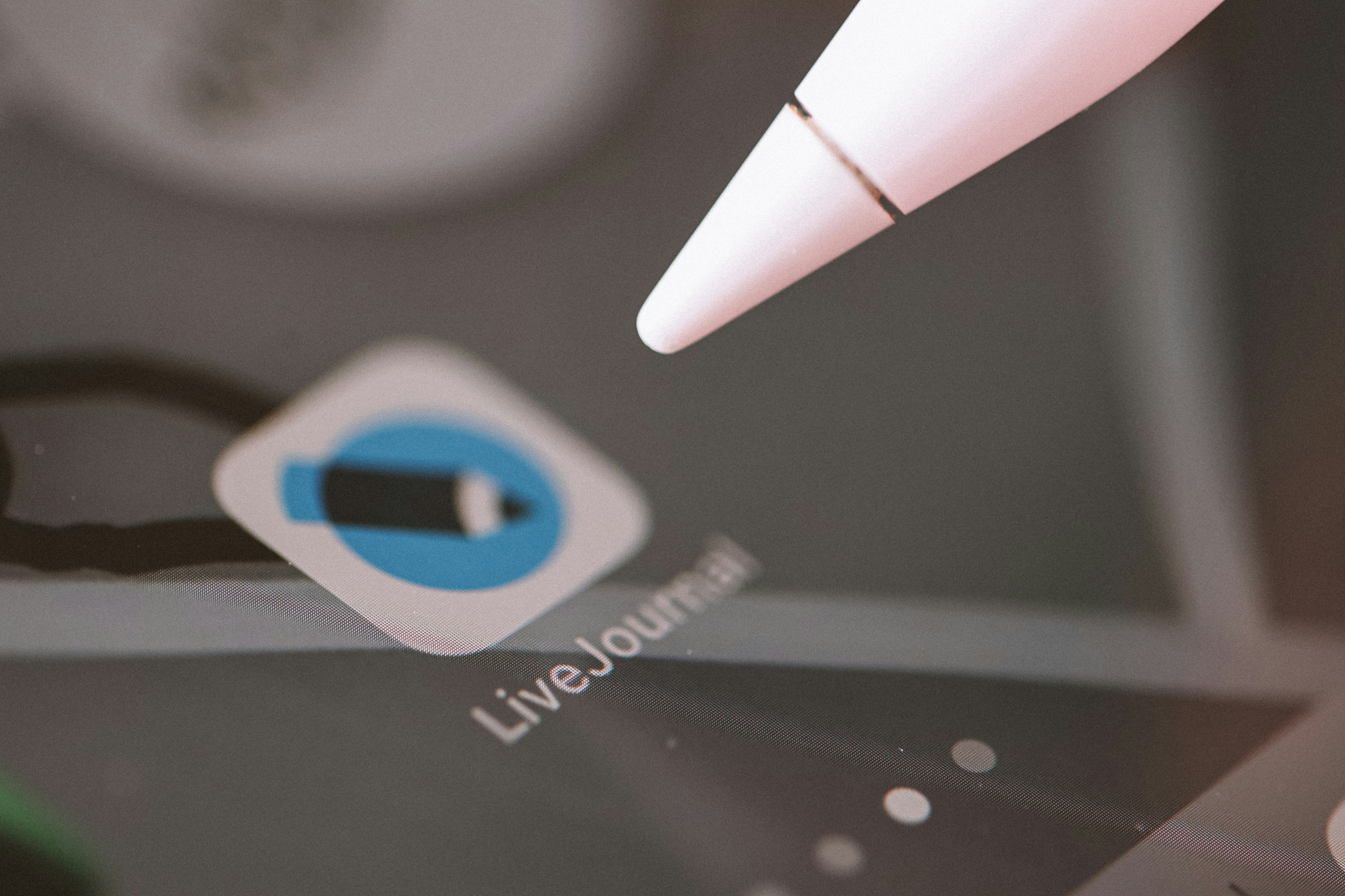 Un dedo presionando un botón foto – Imagen de Pantalla gratuita en Unsplash