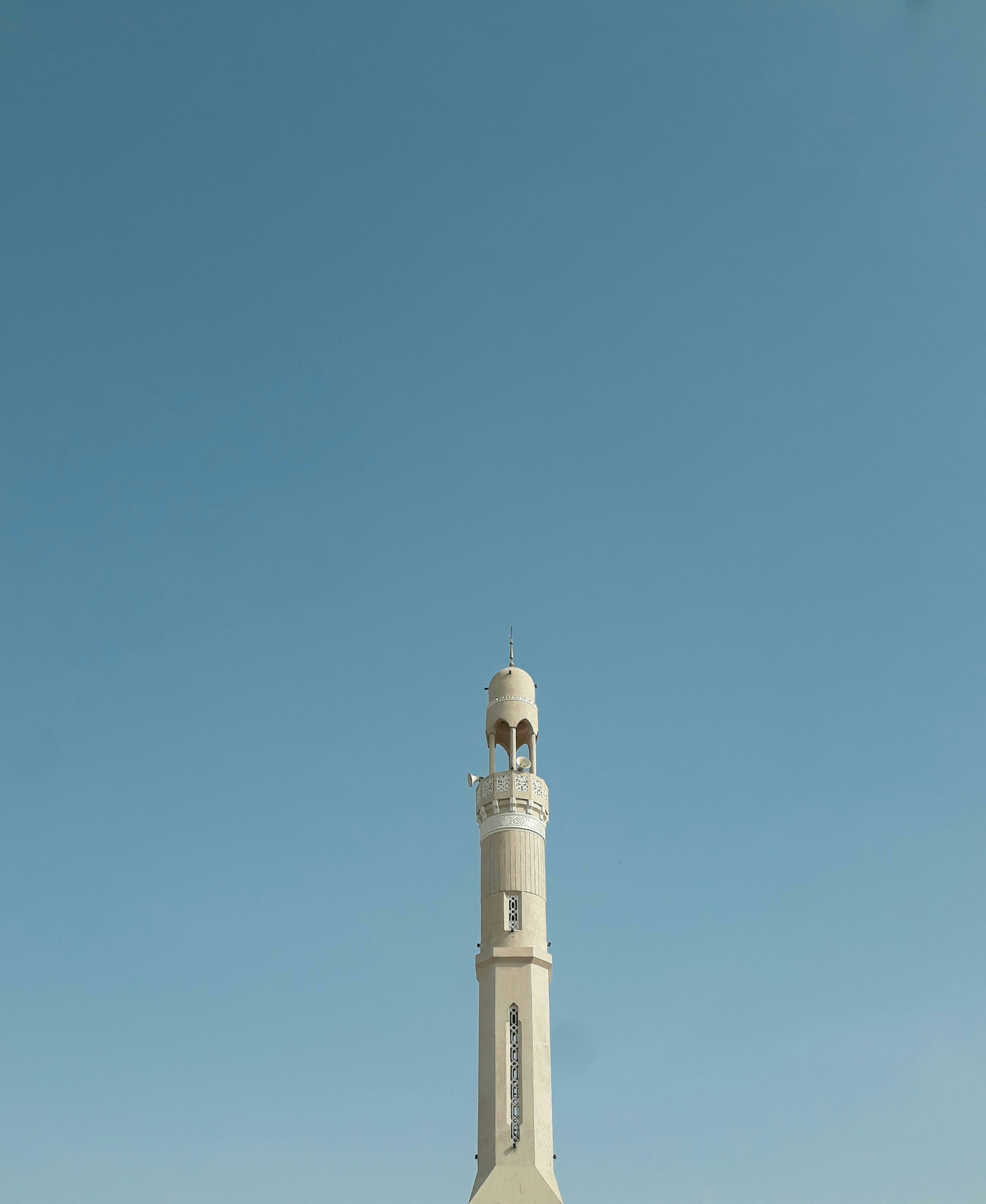 Une tour blanche avec un sommet blanc photo – Photo Dubaï, Émirats ...