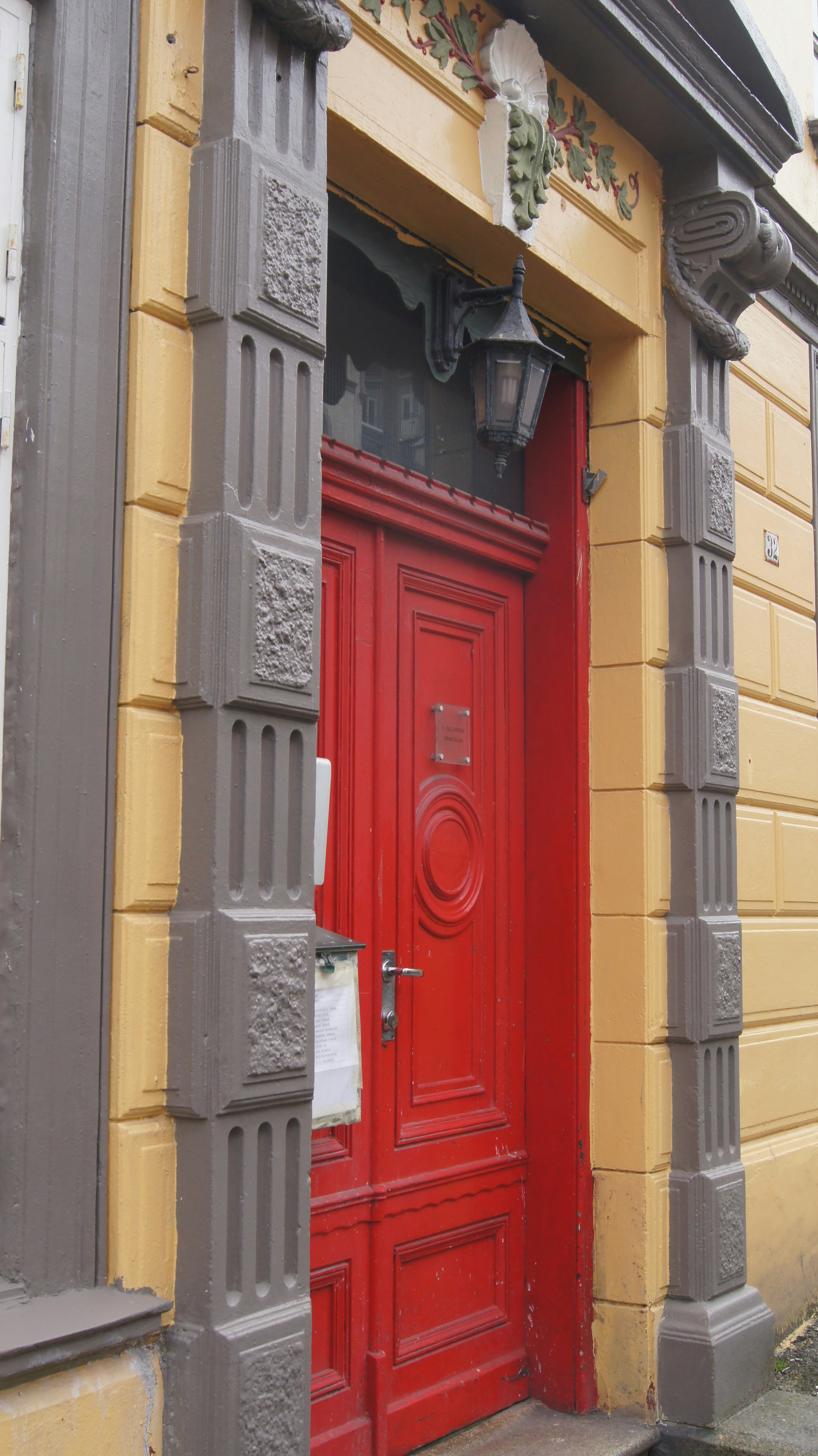 Une porte rouge sur un bâtiment photo – Photo Bergen Gratuite sur Unsplash