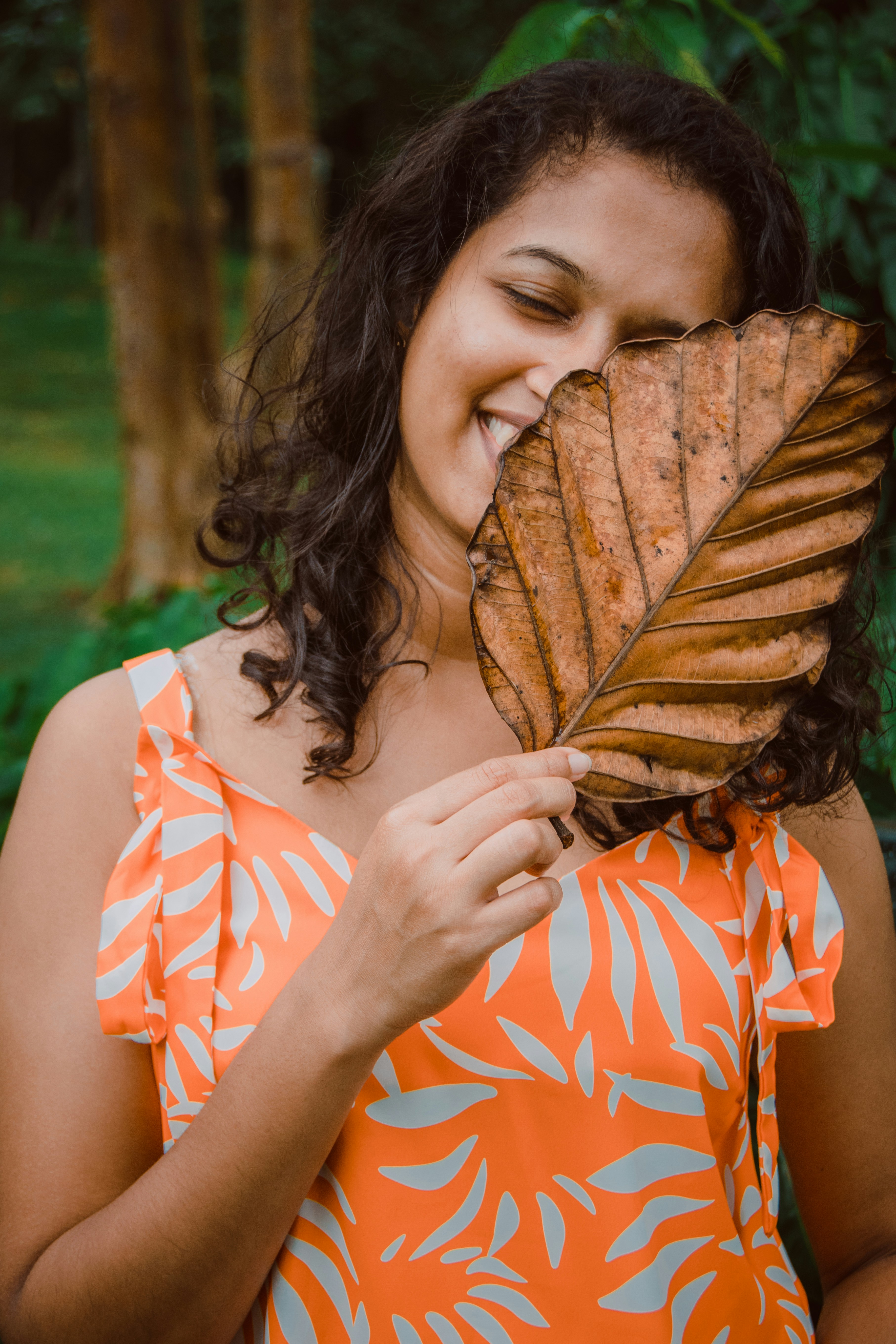 Leaf and Light: A Sunny Portrait Behind a Dried Leaf