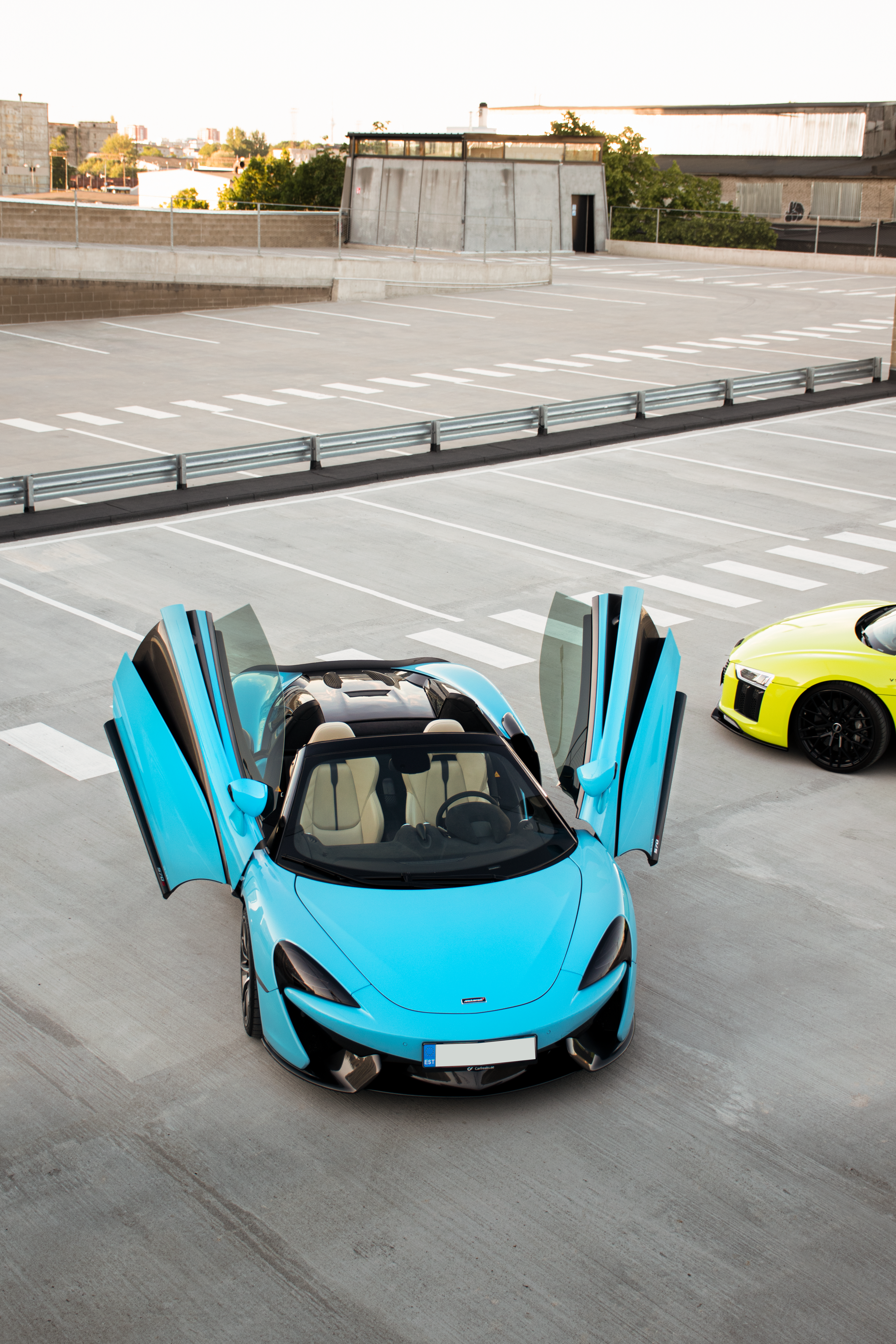 Une voiture bleue avec des portes ouvertes sur une route avec une ...