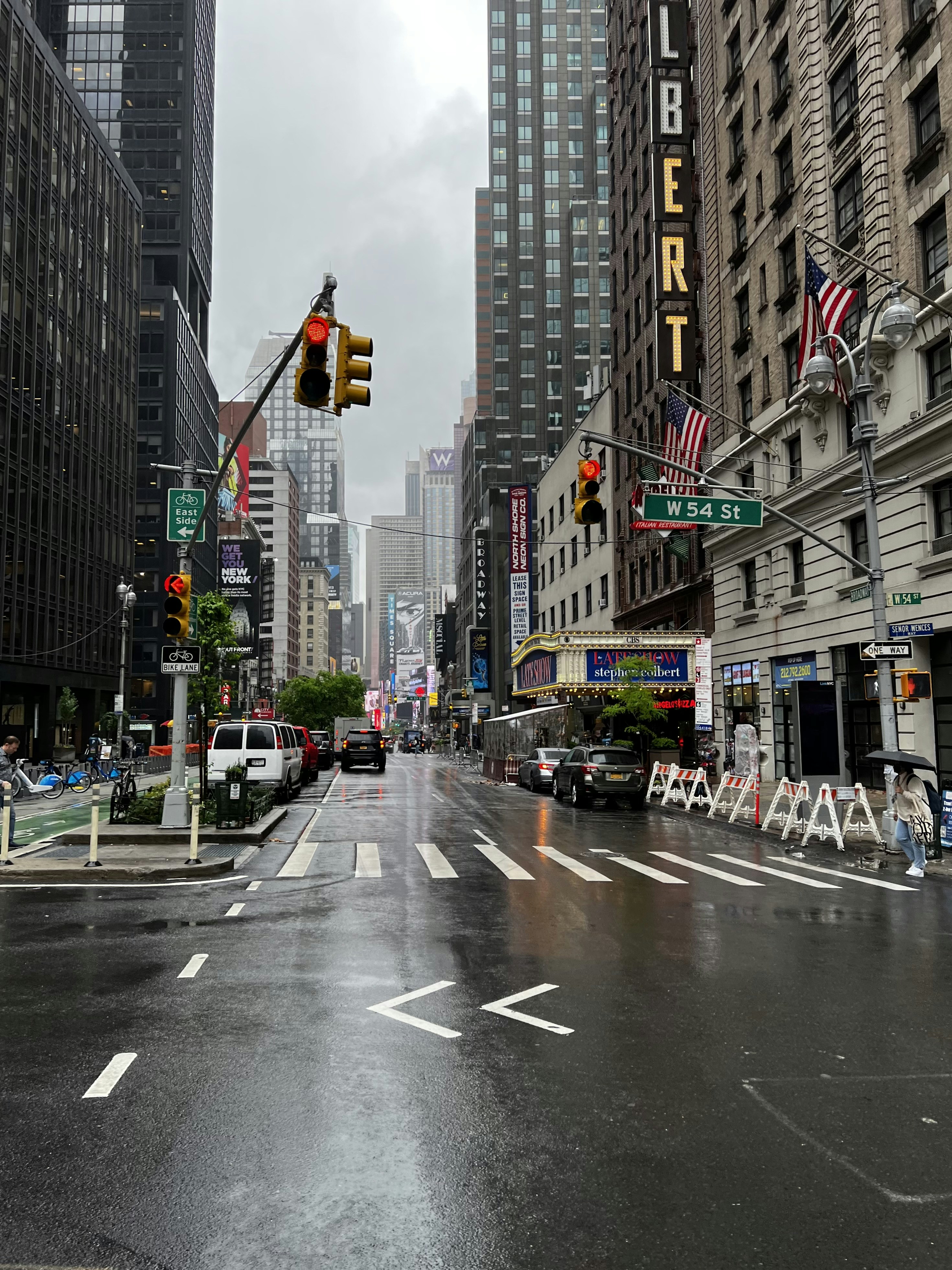 Une rue de la ville avec des feux de circulation photo – Photo Broadway ...