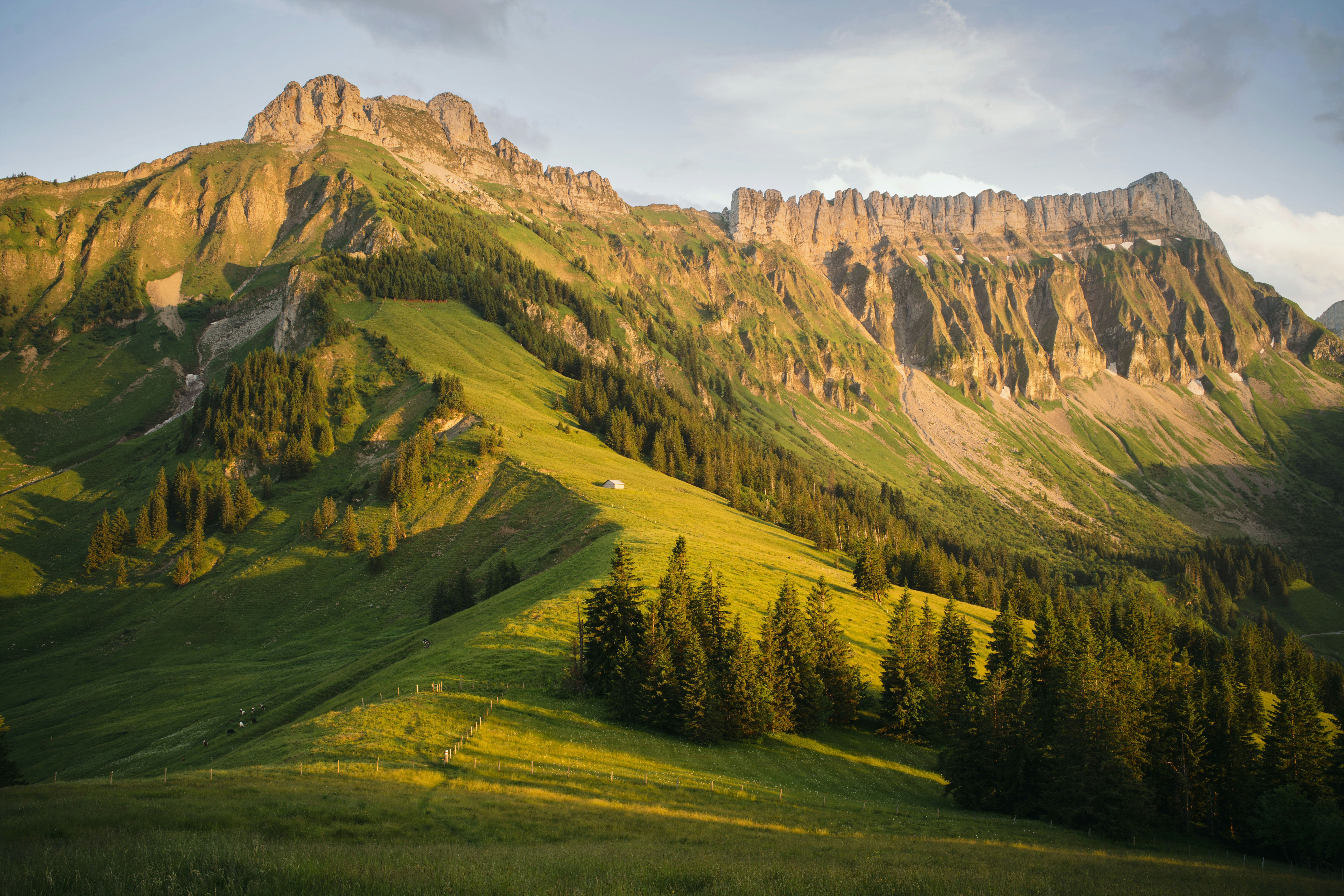 Un valle entre montañas foto – Imagen de Entlebuch gratuita en Unsplash