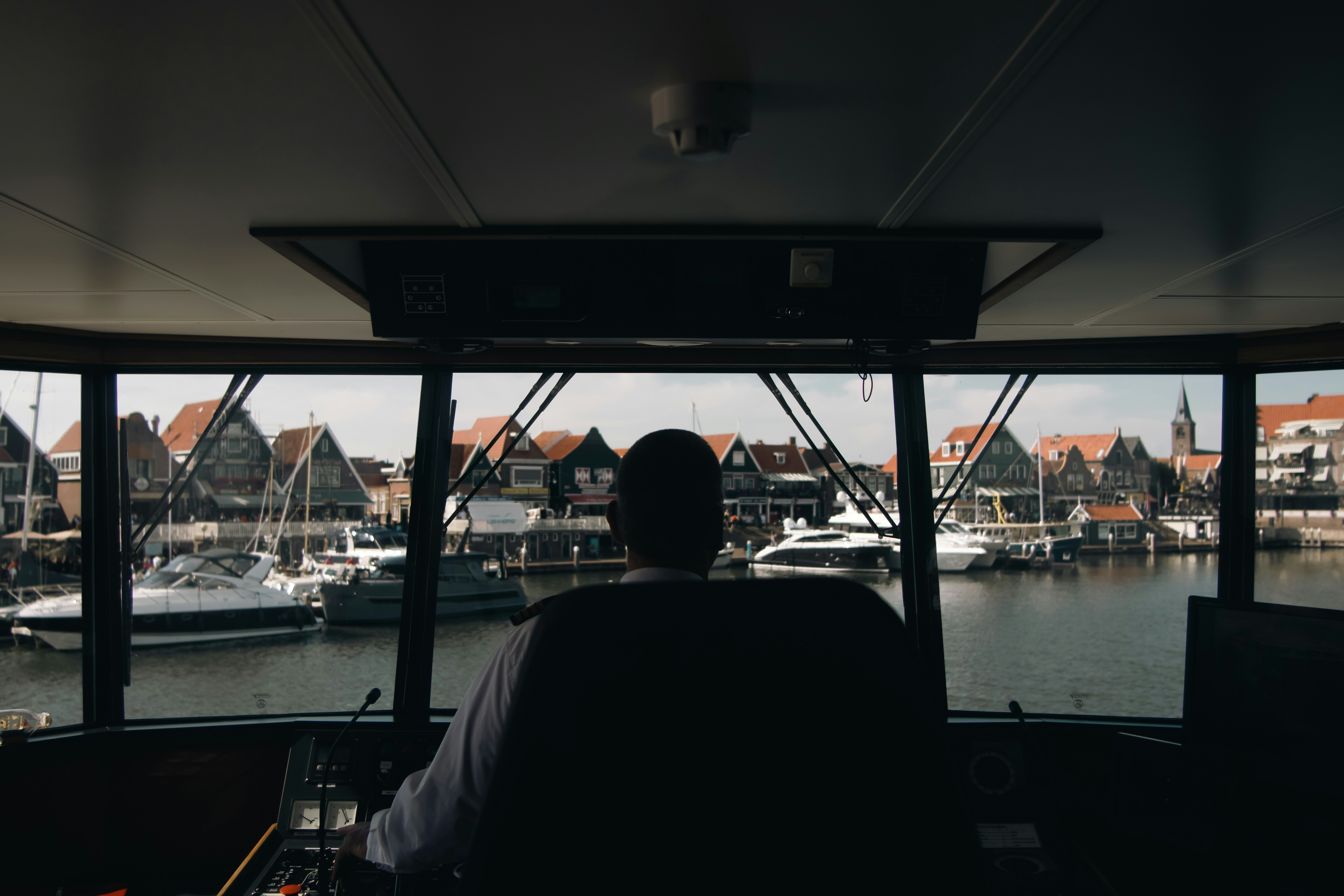 Un groupe de personnes sur un bateau dans l’eau photo – Photo Mark ...
