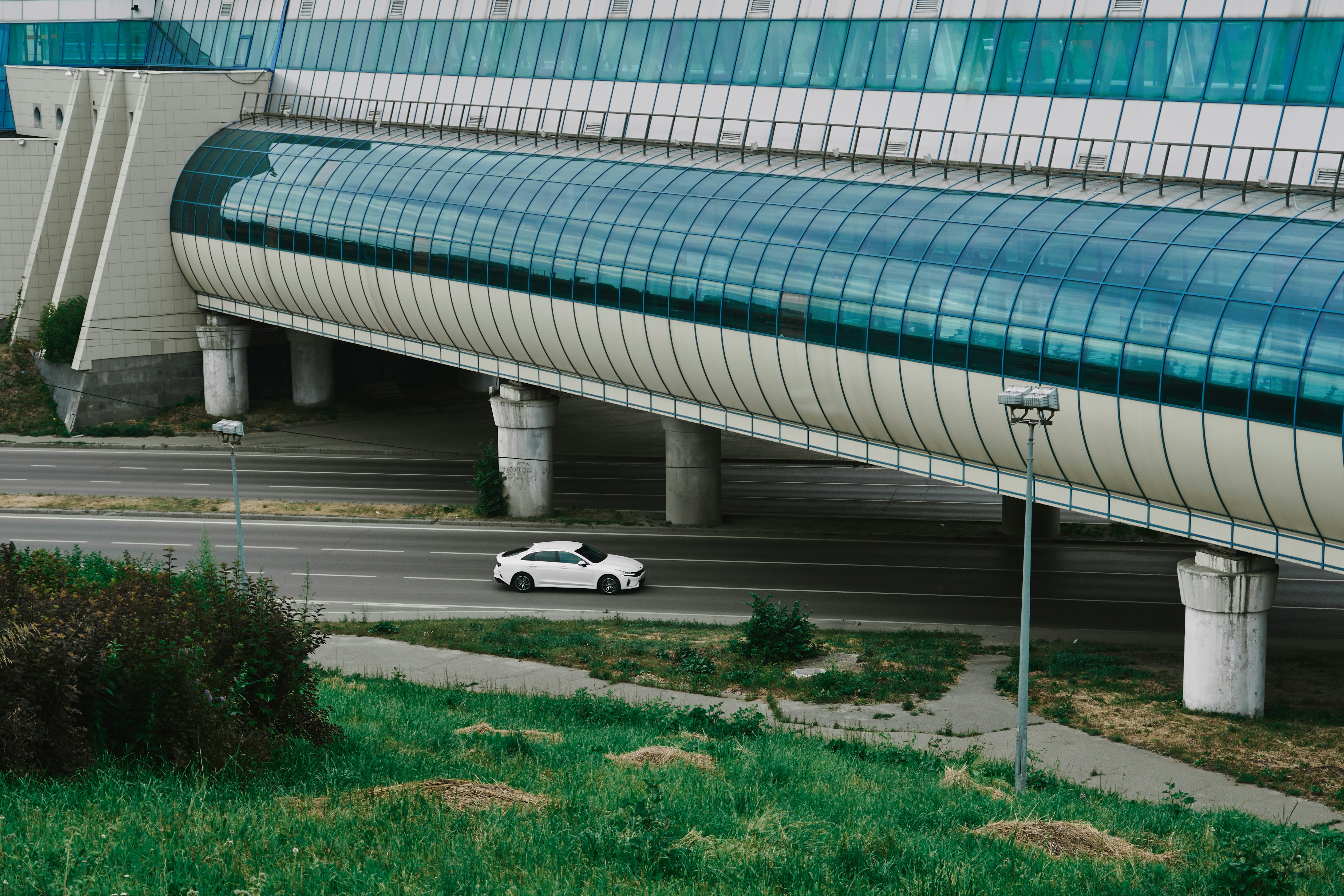 A car driving under a bridge photo – Free Road Image on Unsplash
