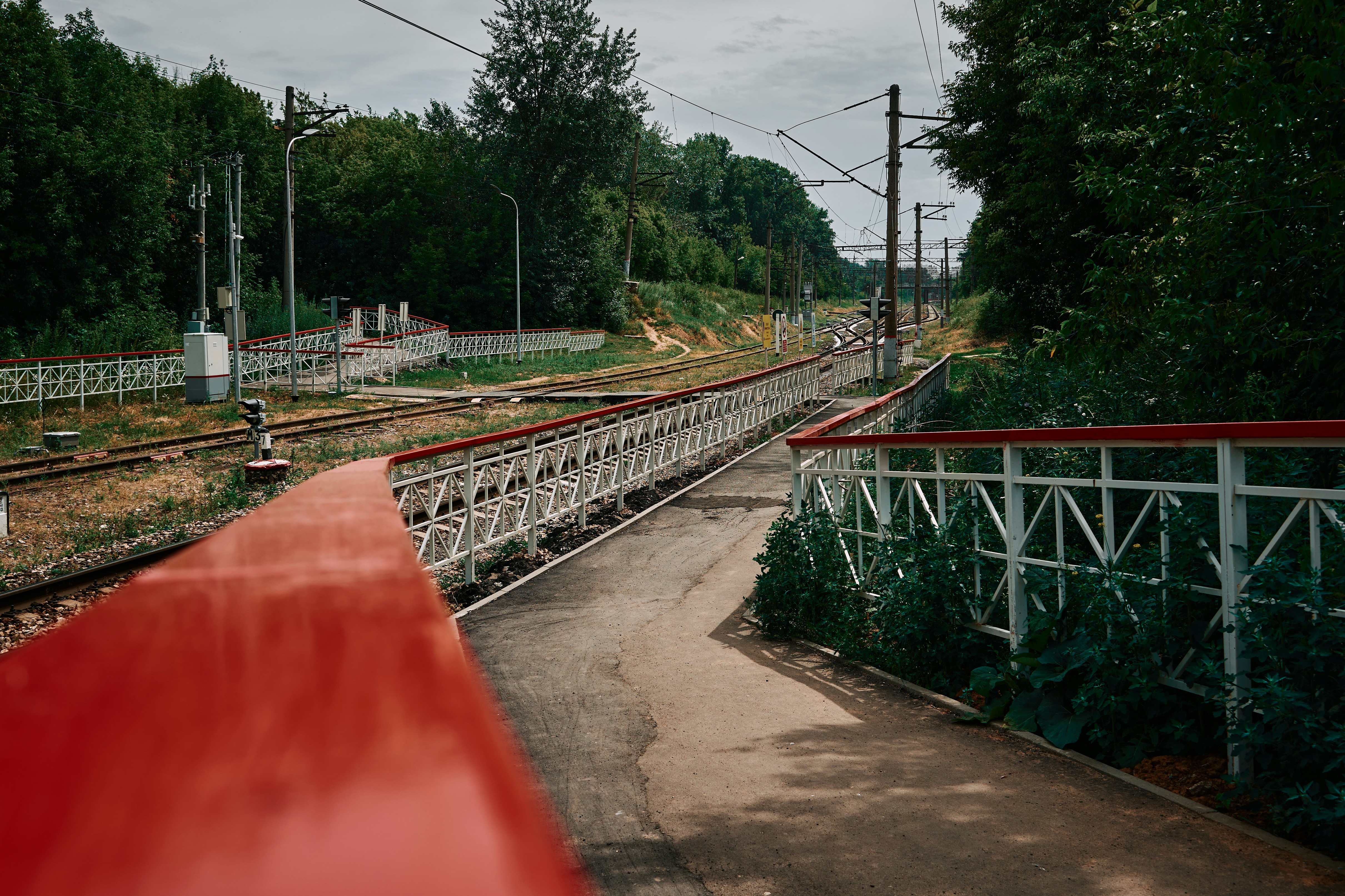 A train track with a railing photo – Free Rail Image on Unsplash