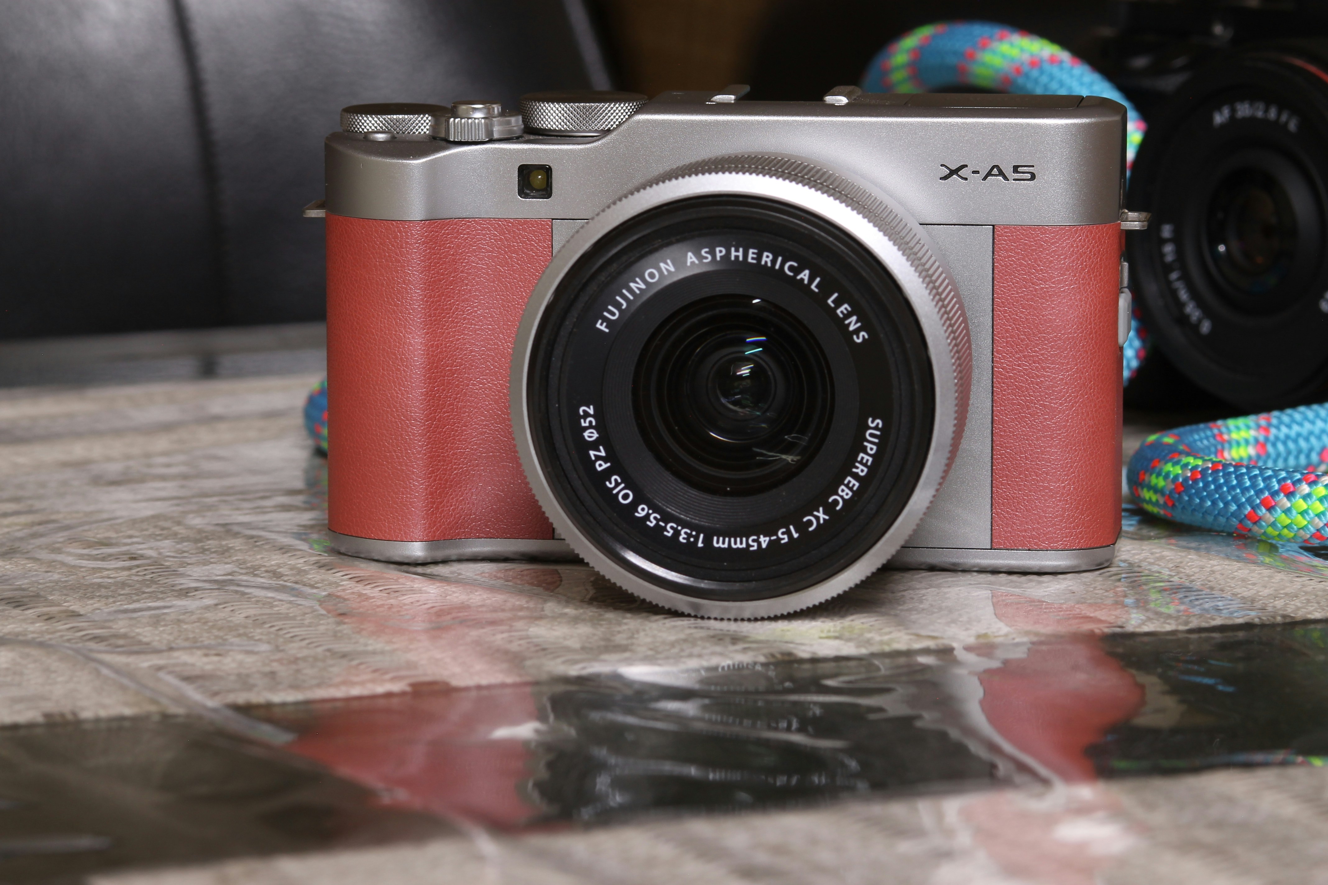 A camera on a table photo – Free Mirrorless camera Image on Unsplash