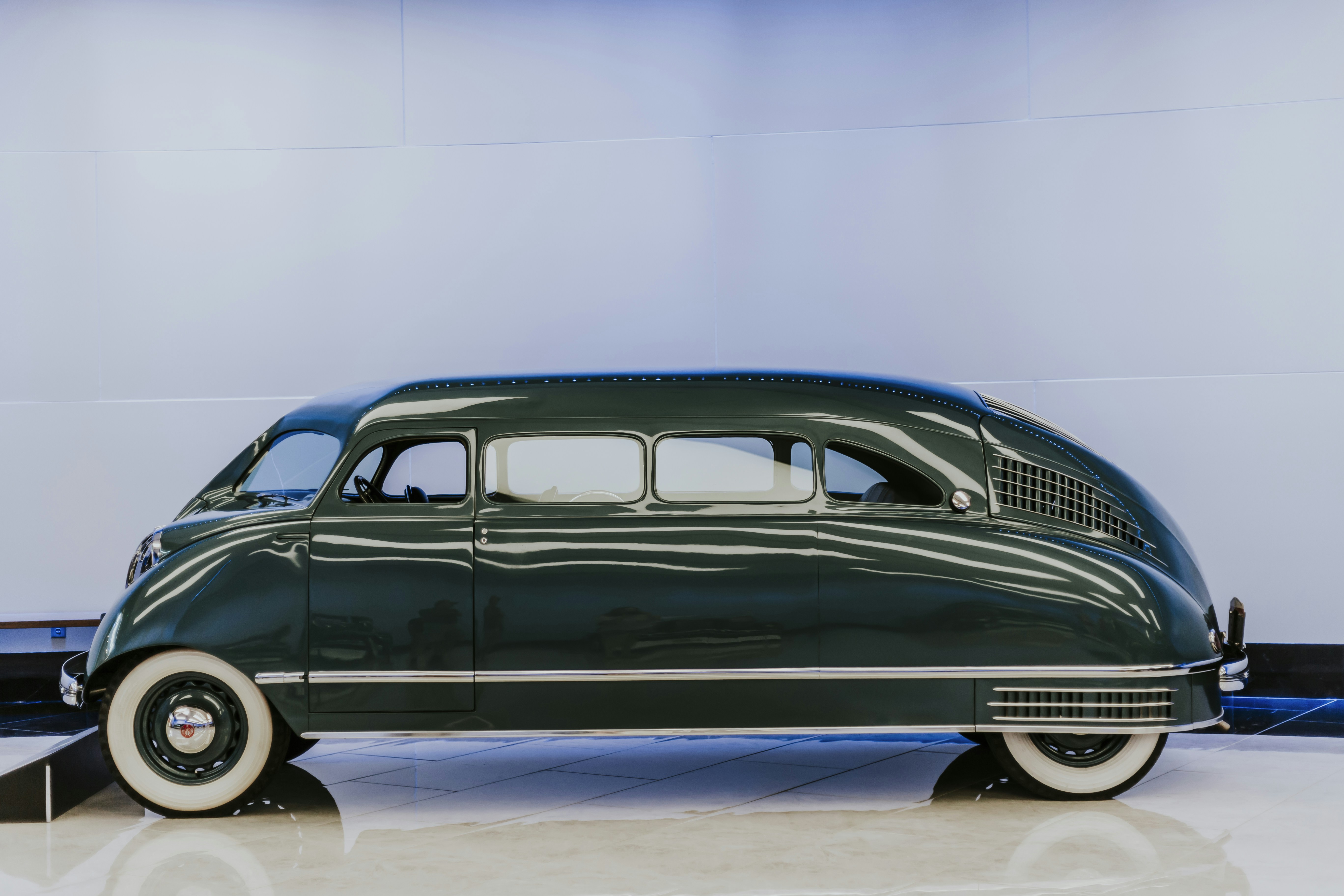 Foto zum Thema Ein Auto, das drinnen geparkt ist – Kostenloses Bild auf ...