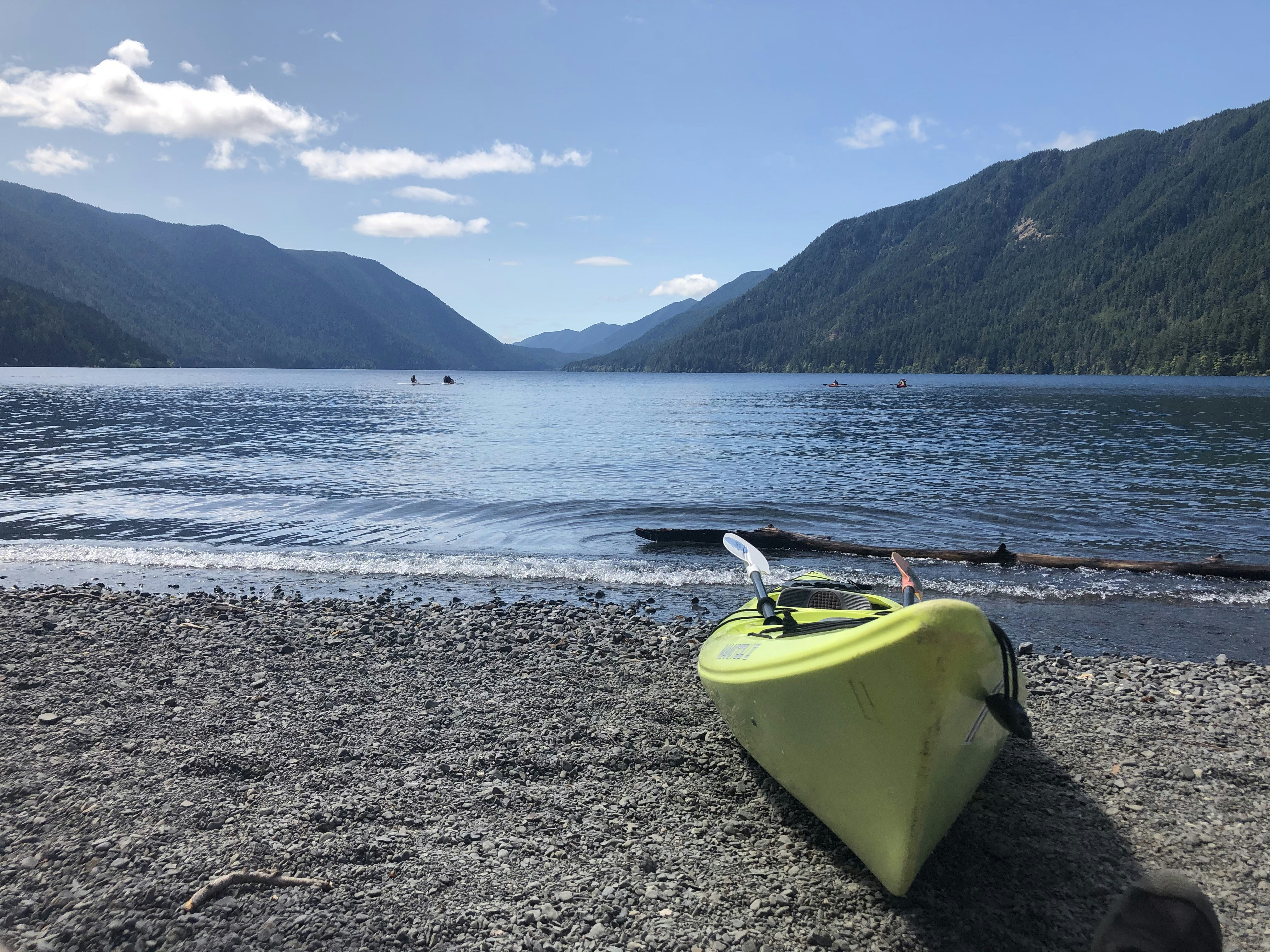 Un kayak jaune sur une plage photo – Photo Bleu Gratuite sur Unsplash