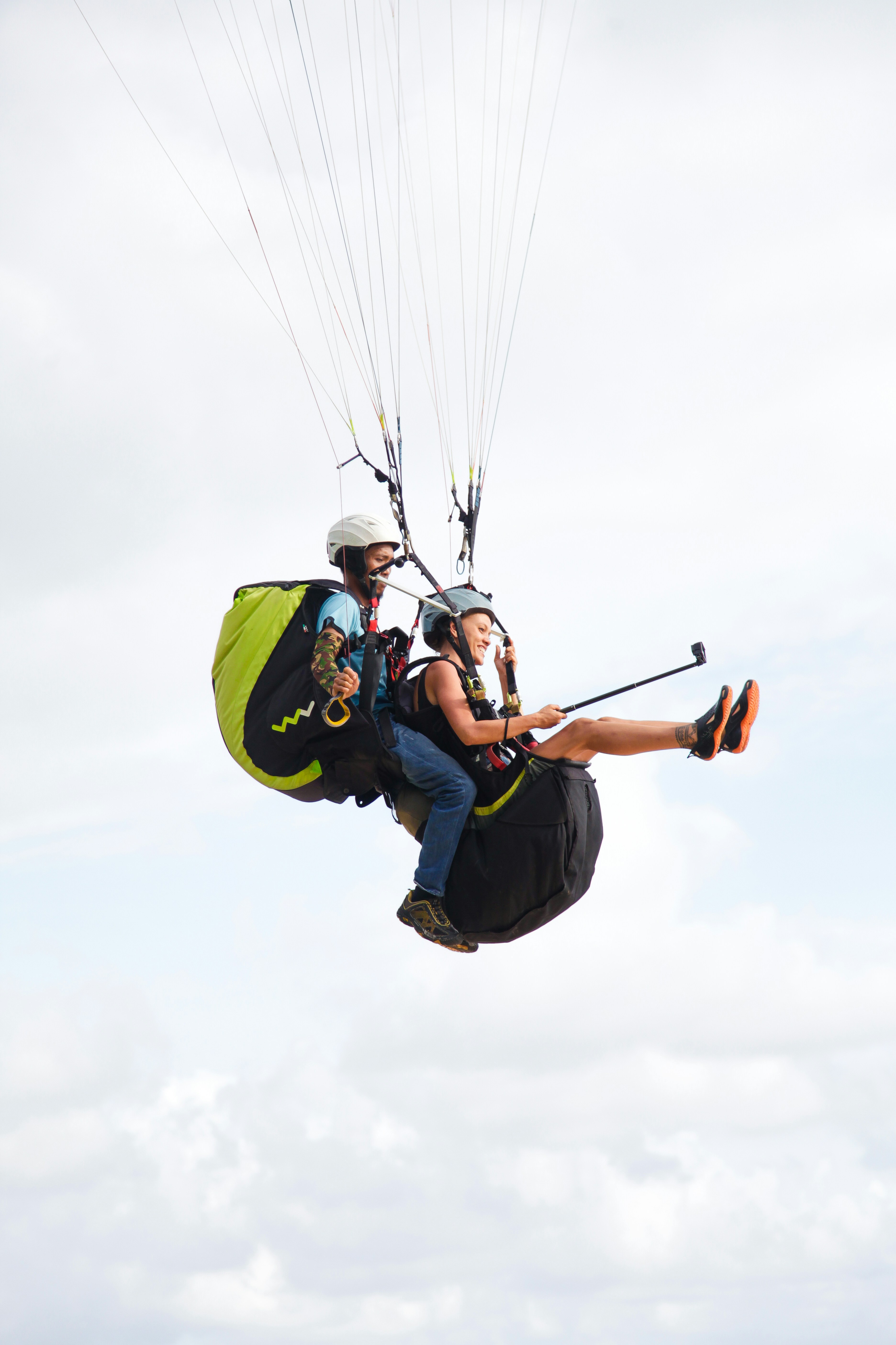 A couple of people parachuting photo – Free Pecatu Image on Unsplash
