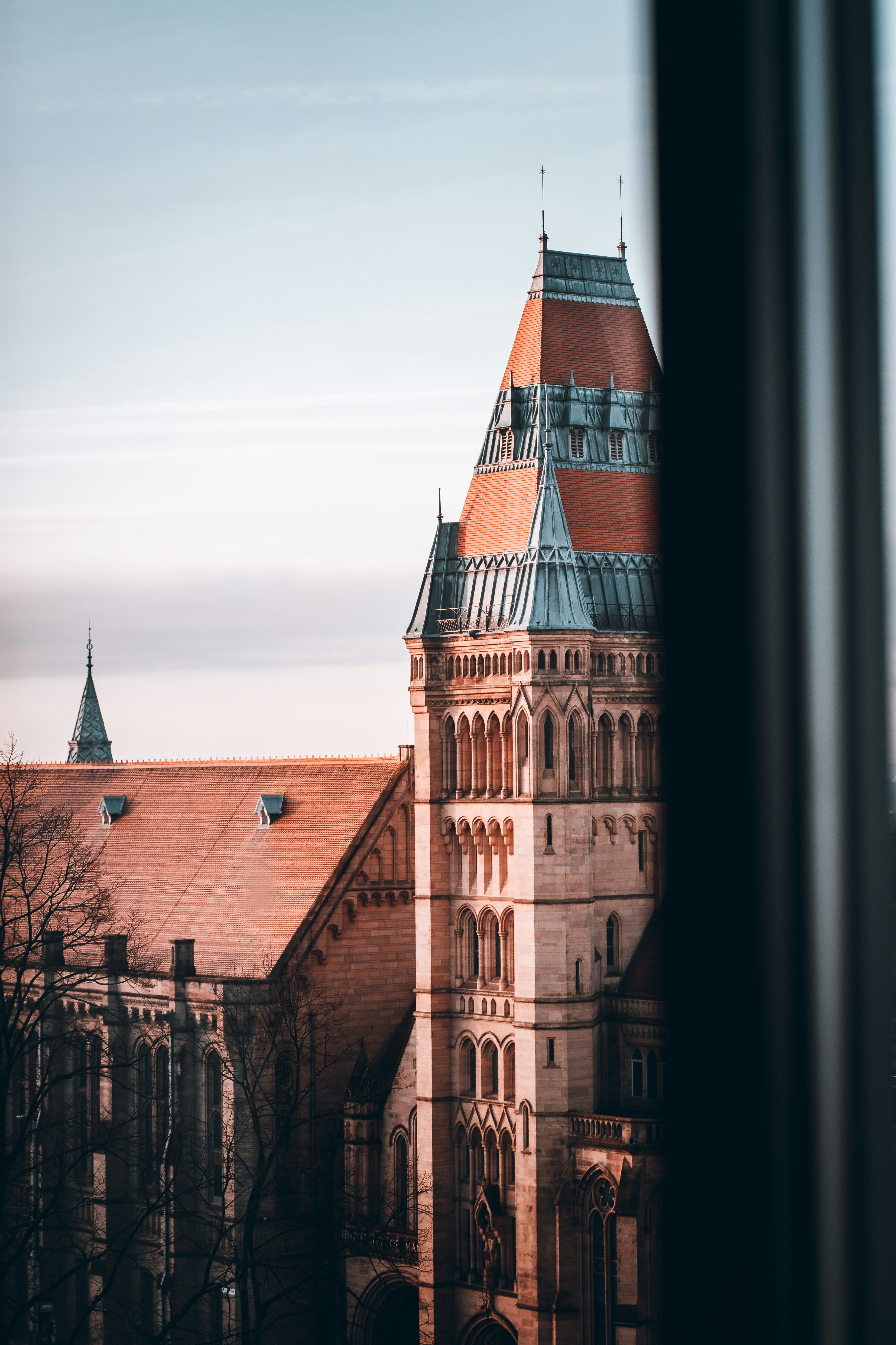 A tall brick building photo – Free Architecture Image on Unsplash