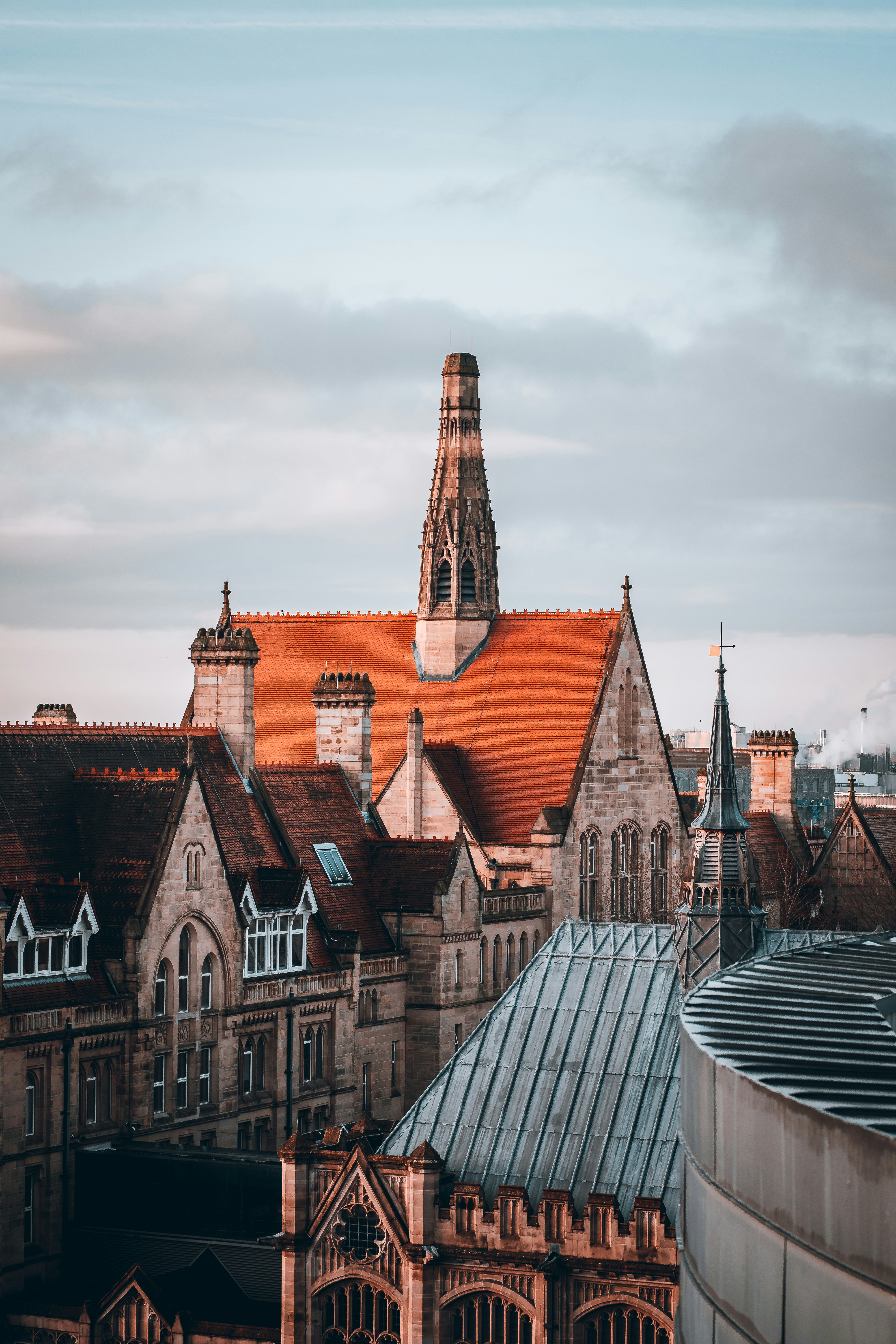 Un grand bâtiment avec une tour photo – Photo Architecture Gratuite sur ...
