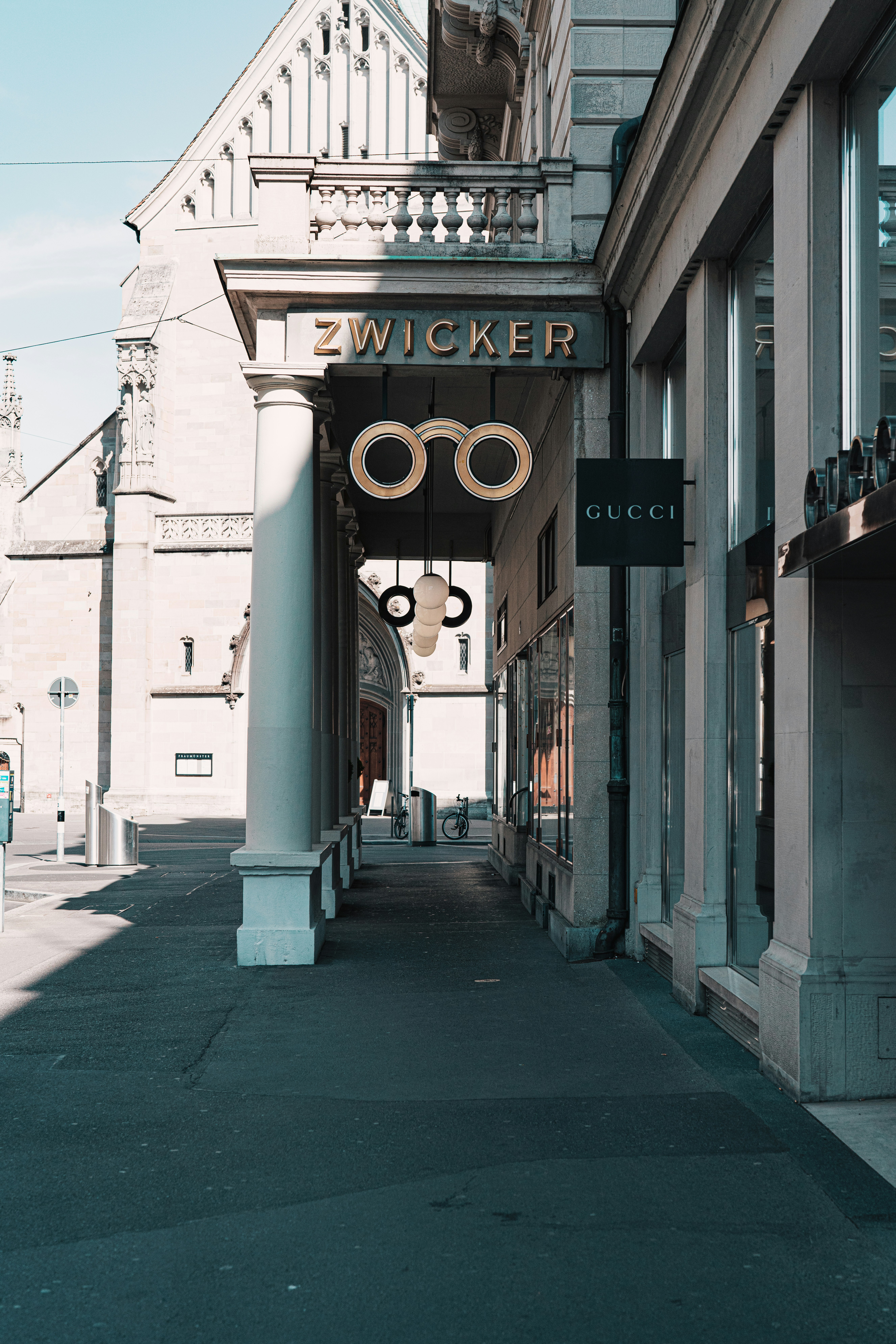 Foto Un edificio con un letrero – Imagen Zúrich gratis en Unsplash