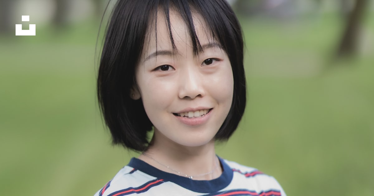 카메라를 향해 웃고 있는 사람 사진 Unsplash의 무료 사람의 이미지