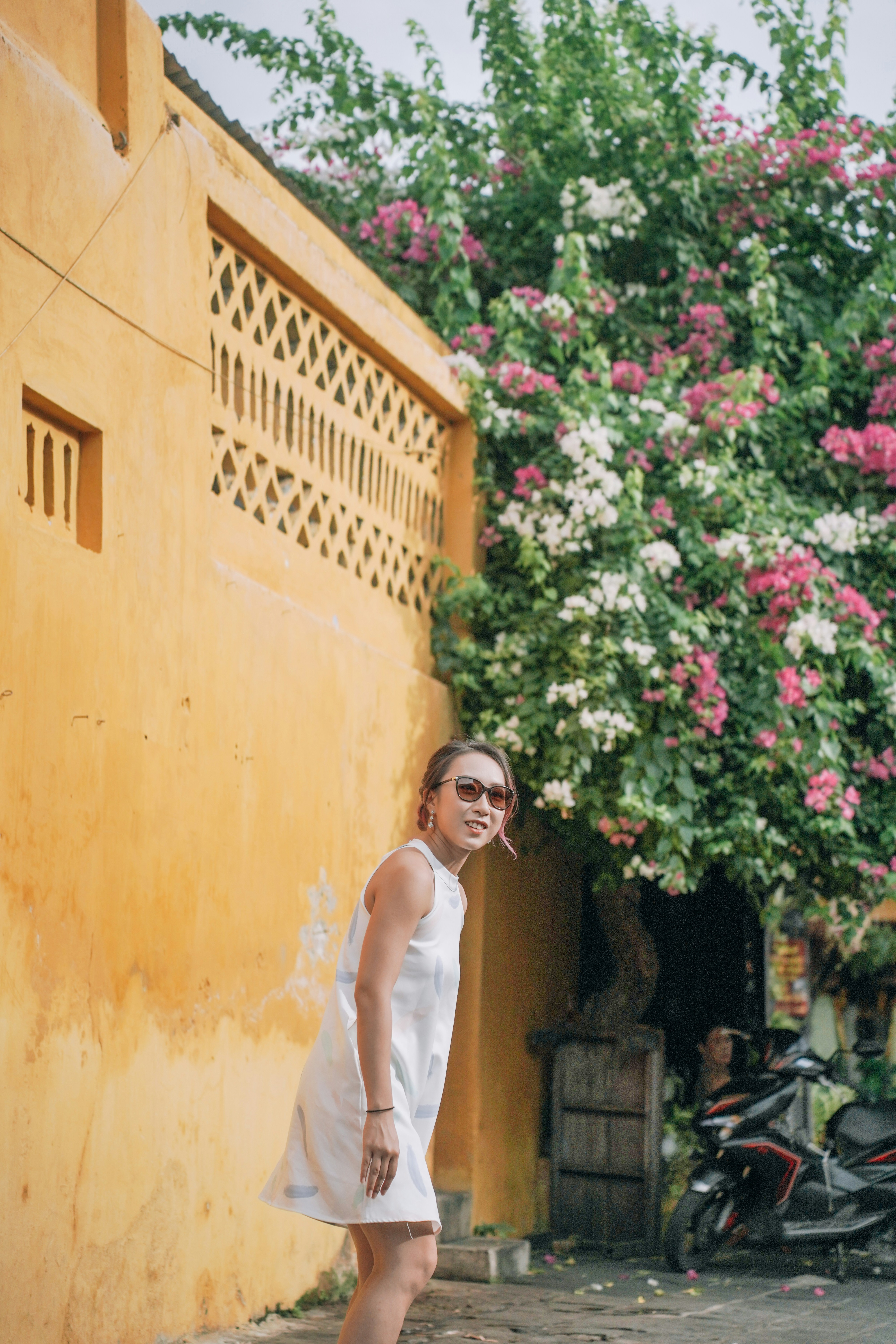 Foto Una persona posando para una foto – Imagen gratis en Unsplash