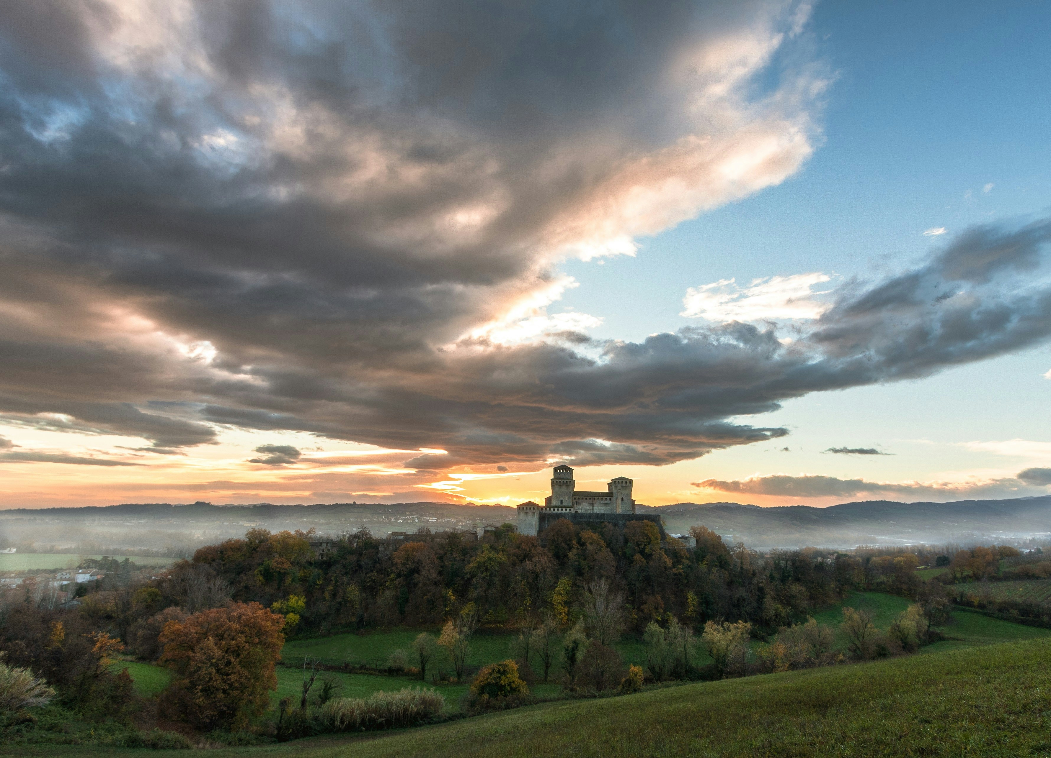 A castle on a hill photo – Free Strada del castello Image on Unsplash