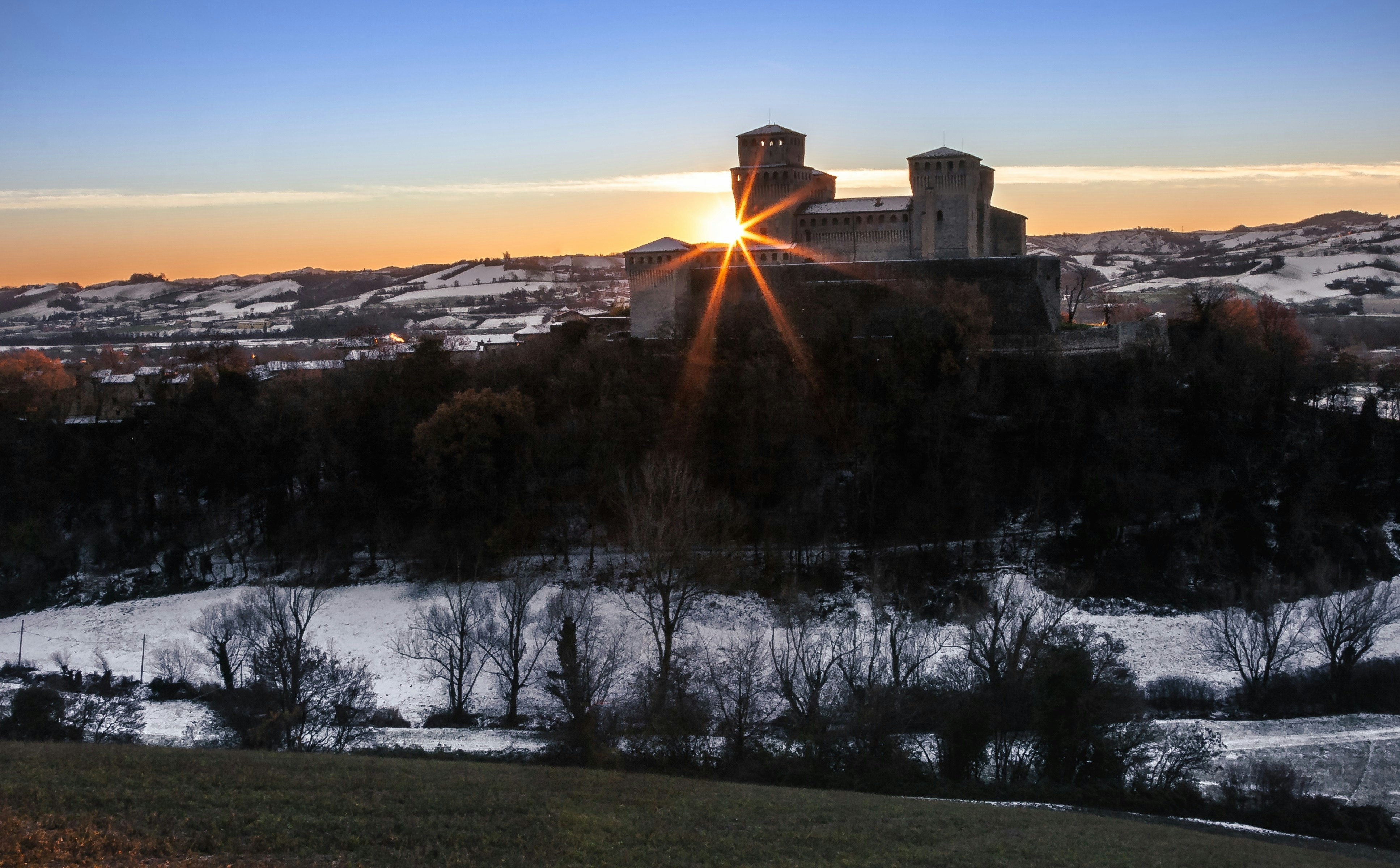 A building on a hill with snow photo – Free Strada del castello Image ...