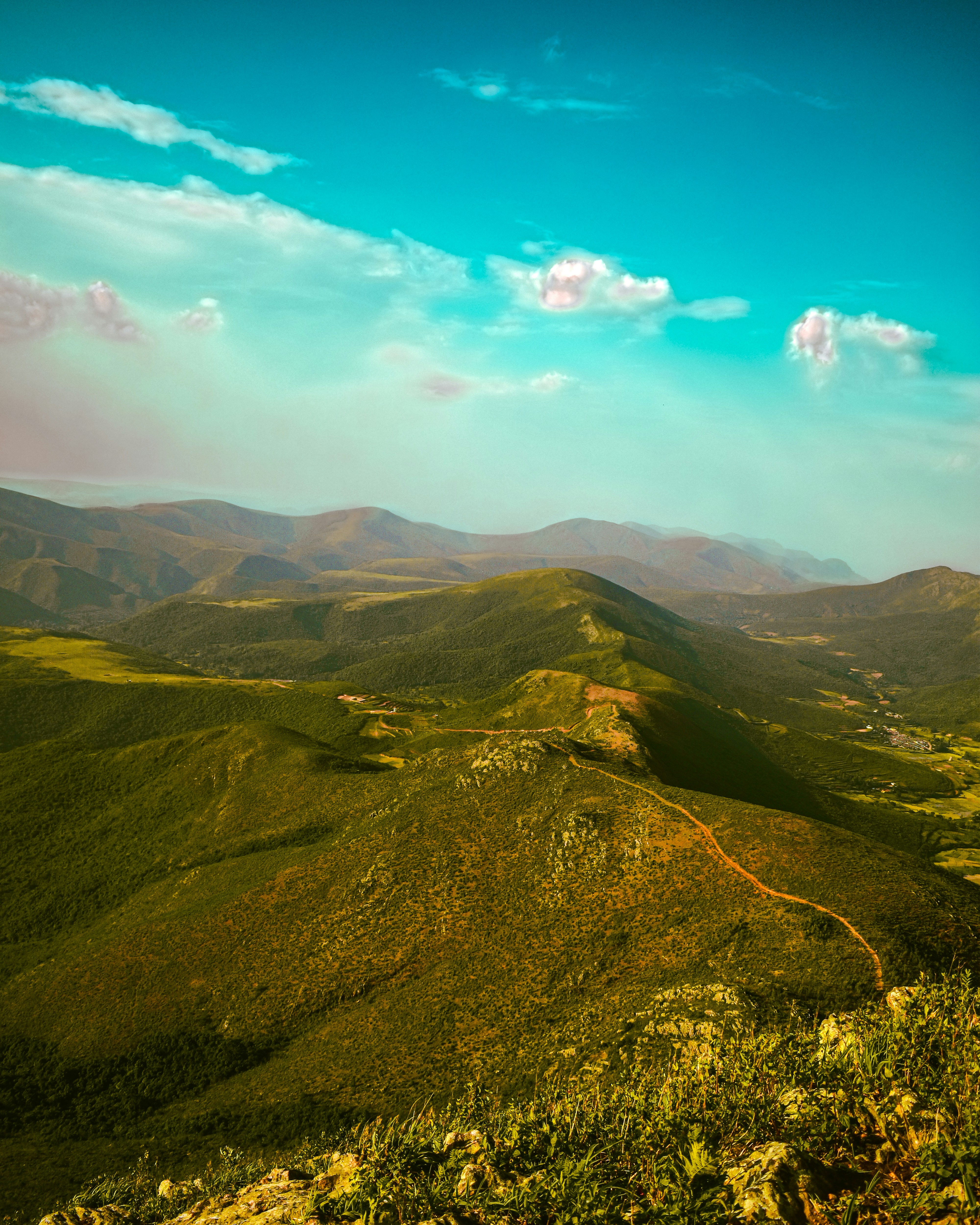 Ein Tal mit Hügeln und blauem Himmel Foto – Kostenloses Bild zum Thema ...