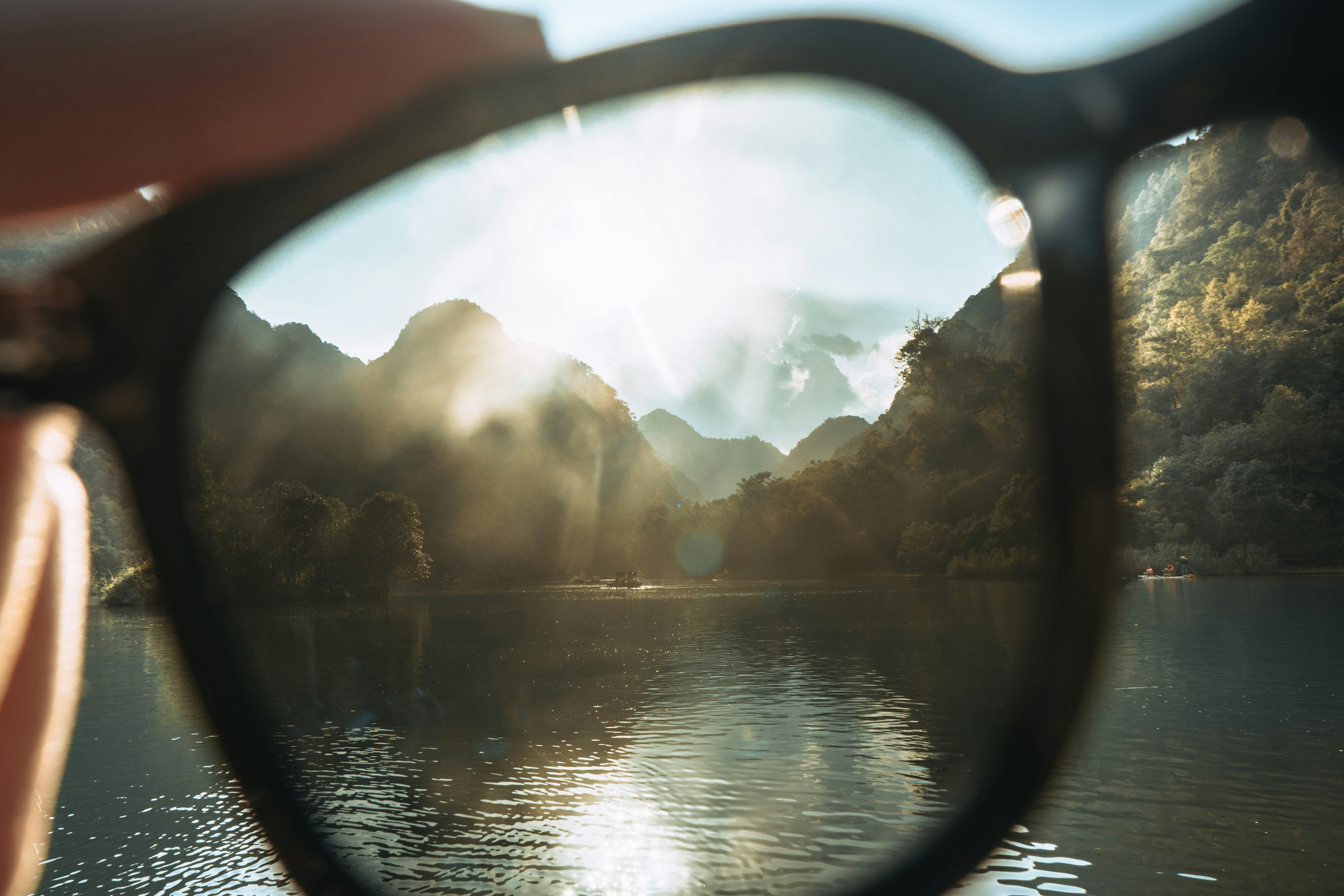 Sunlight Through the Frame: Mountain Peaks Reflected on a Quiet Lake