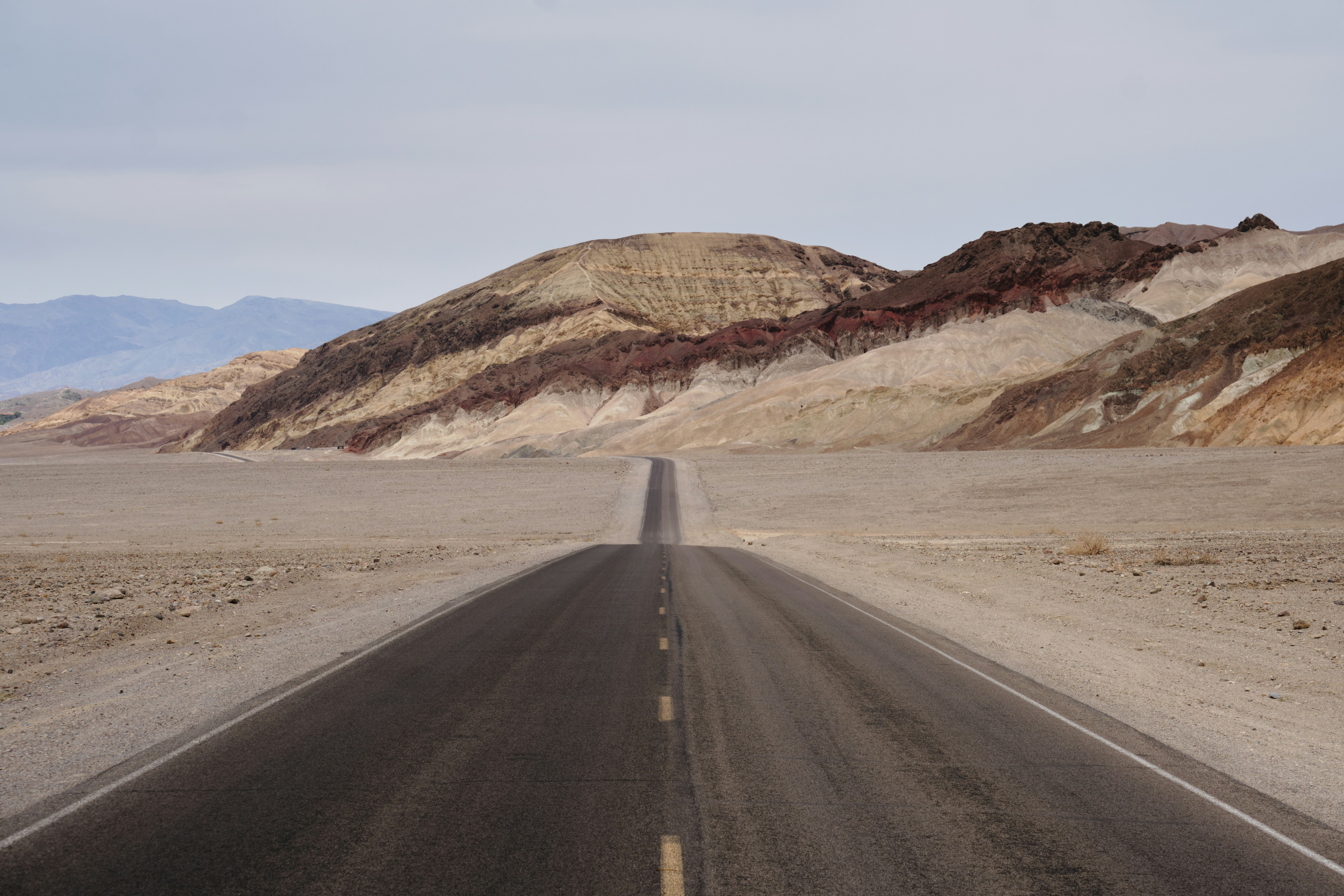 Foto Un largo camino recto en el desierto – Imagen Parque nacional del ...
