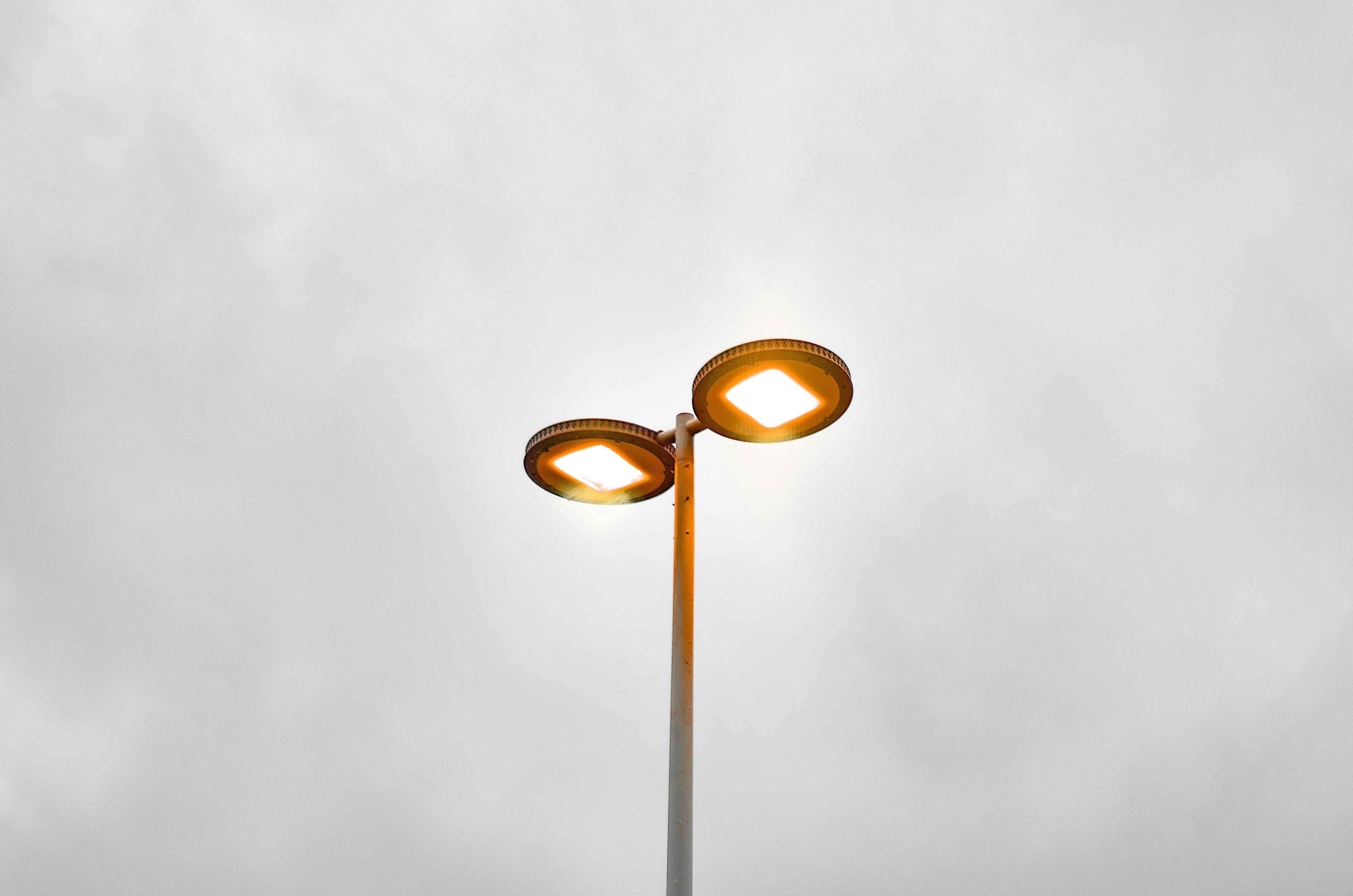A light post with a light on top photo – Free Lamp post Image on Unsplash