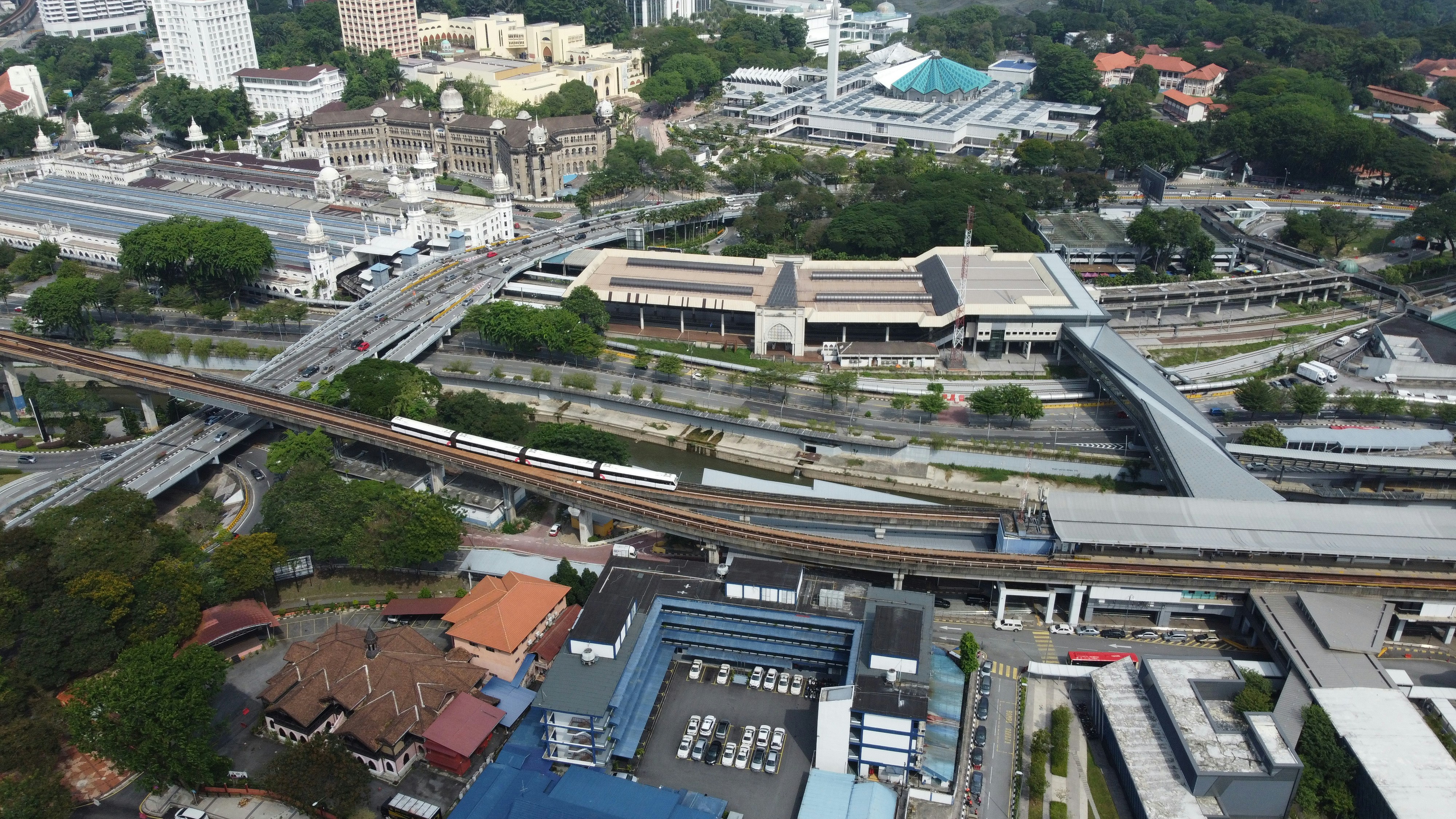 Foto Una ciudad con edificios y carreteras – Imagen Kl ciudad gratis en ...