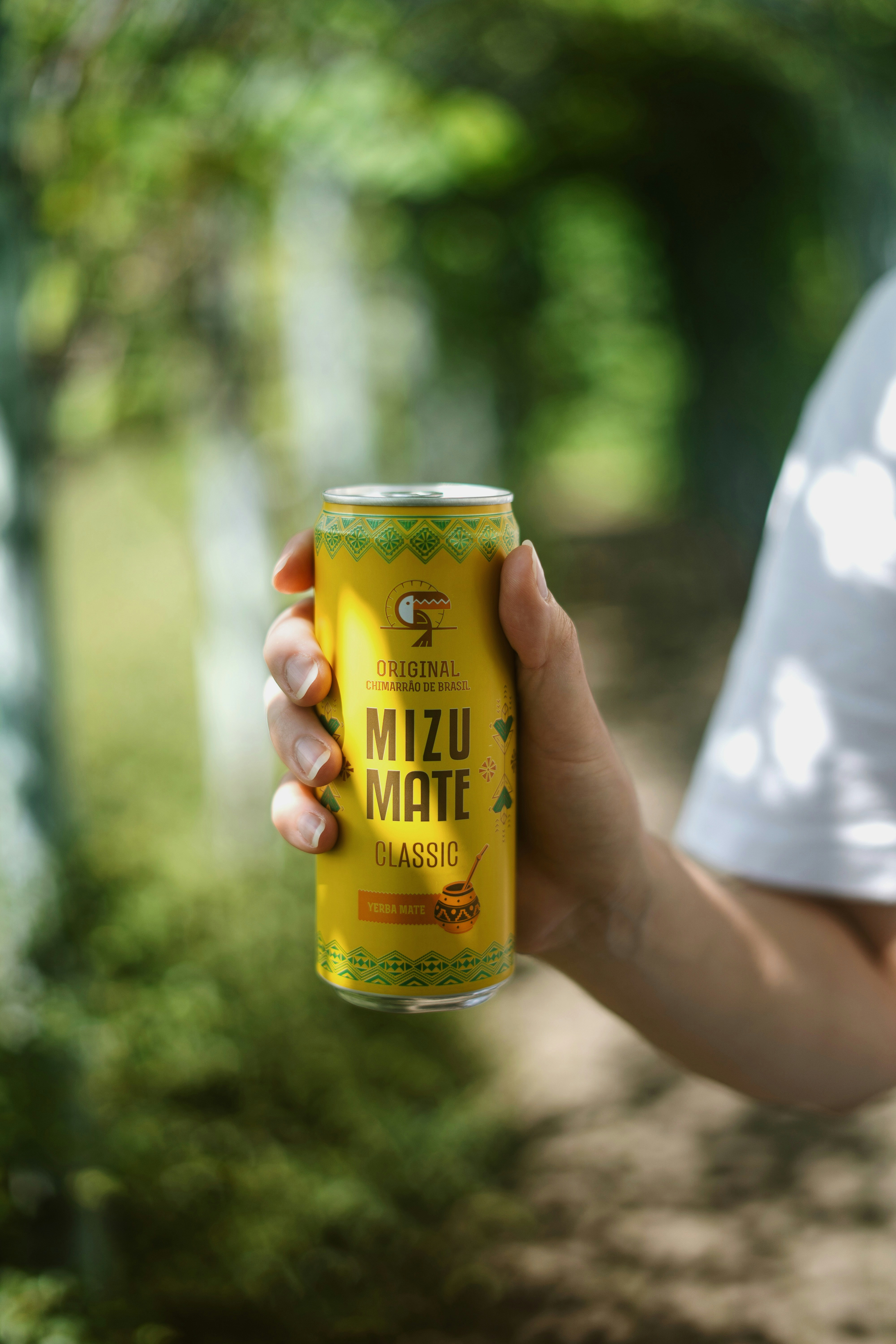 A hand holding a can of beer photo – Free Can Image on Unsplash