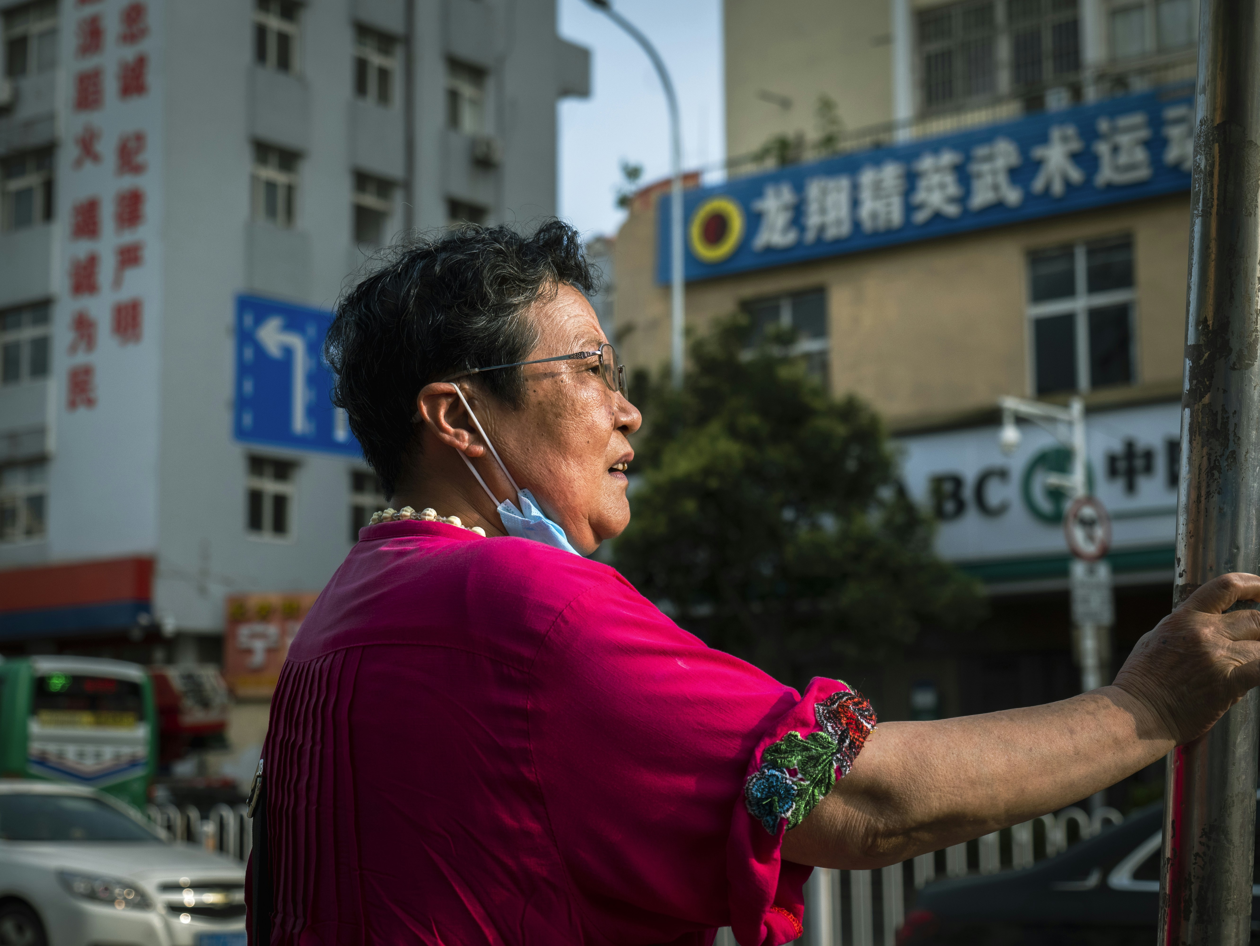 Un hombre con camisa roja foto – Imagen de Qingdao gratuita en Unsplash