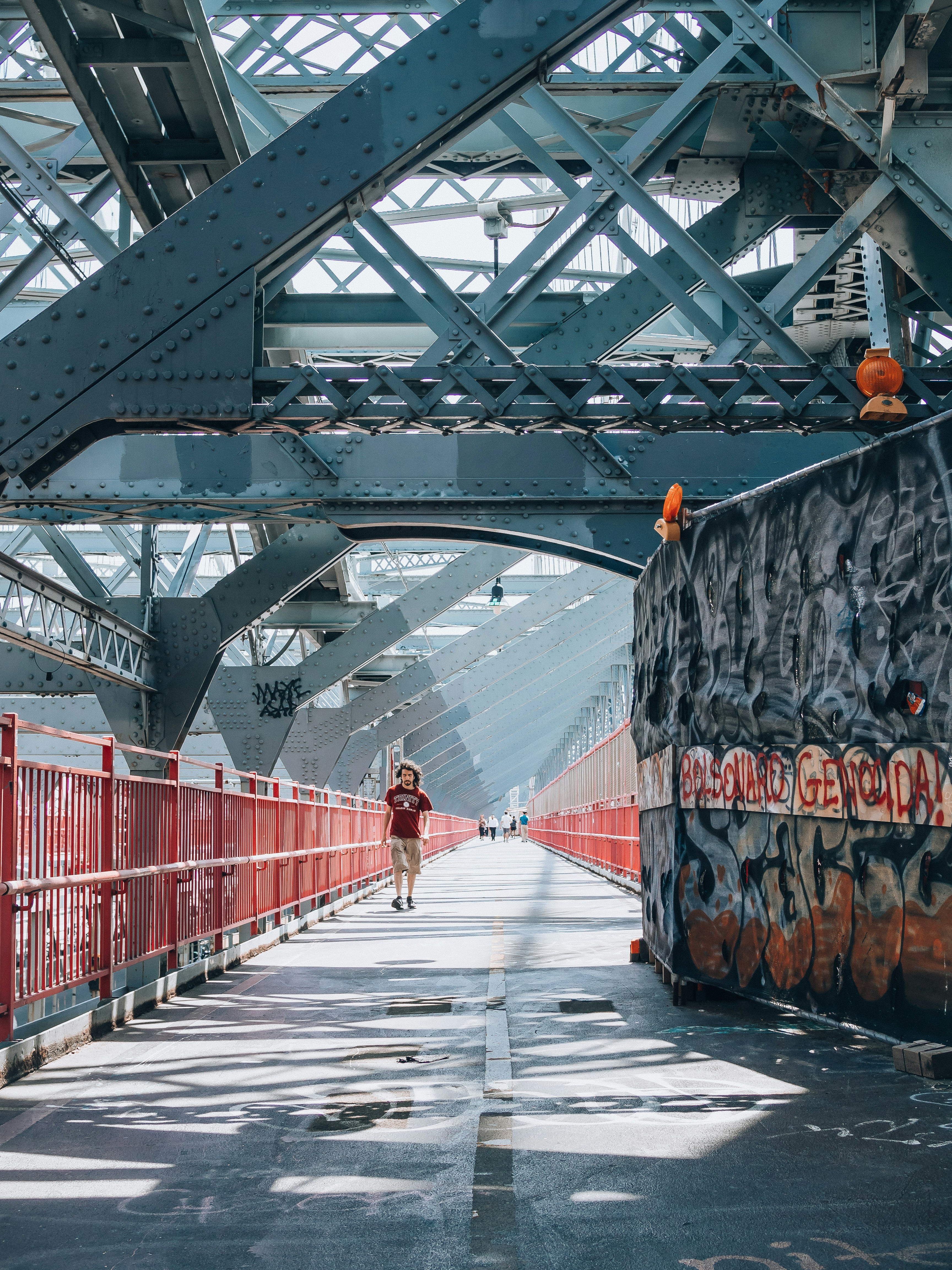 Une personne marchant sur un pont photo – Photo Pont Gratuite sur Unsplash