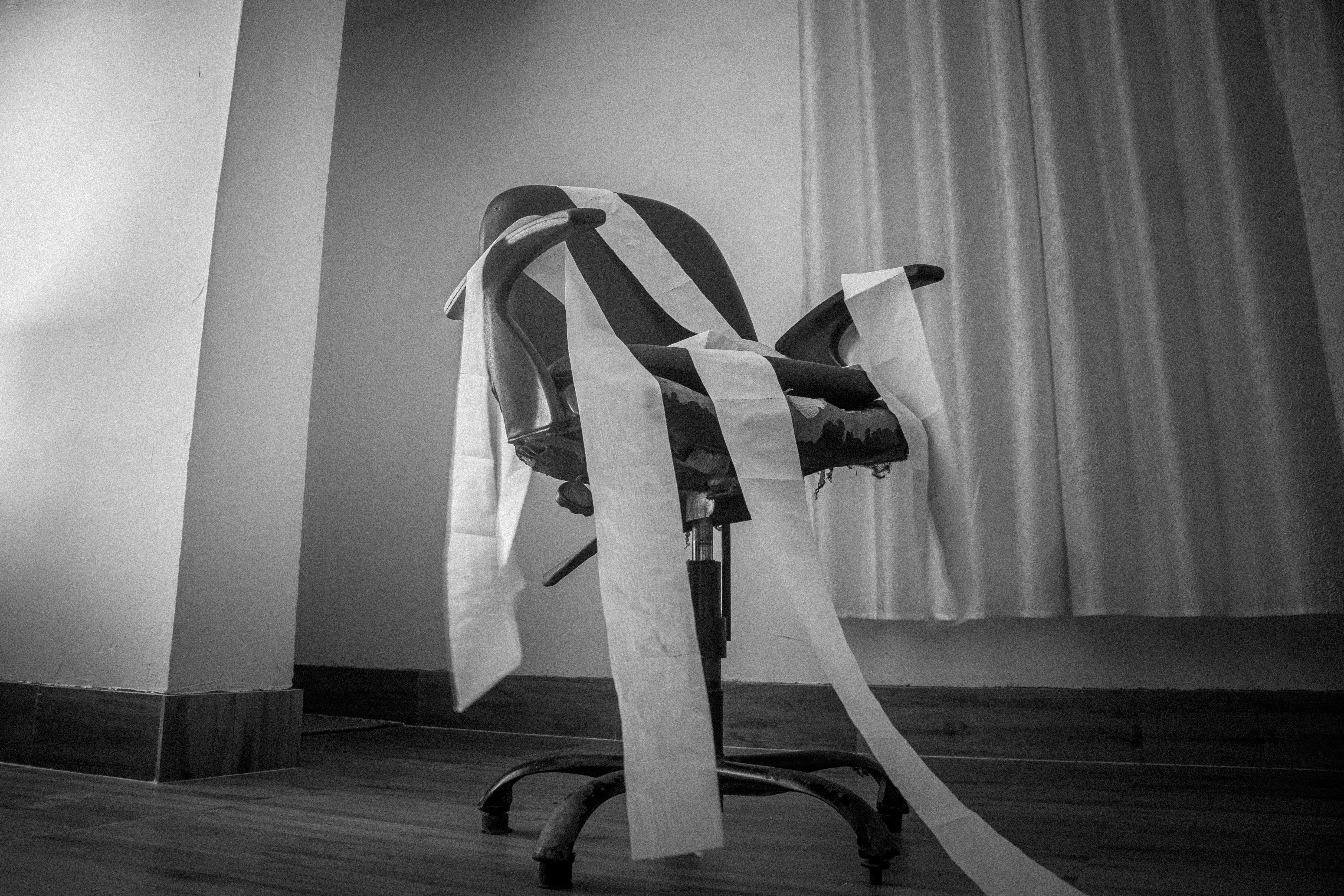 A chair with a white sheet over it photo – Free Grey Image on Unsplash