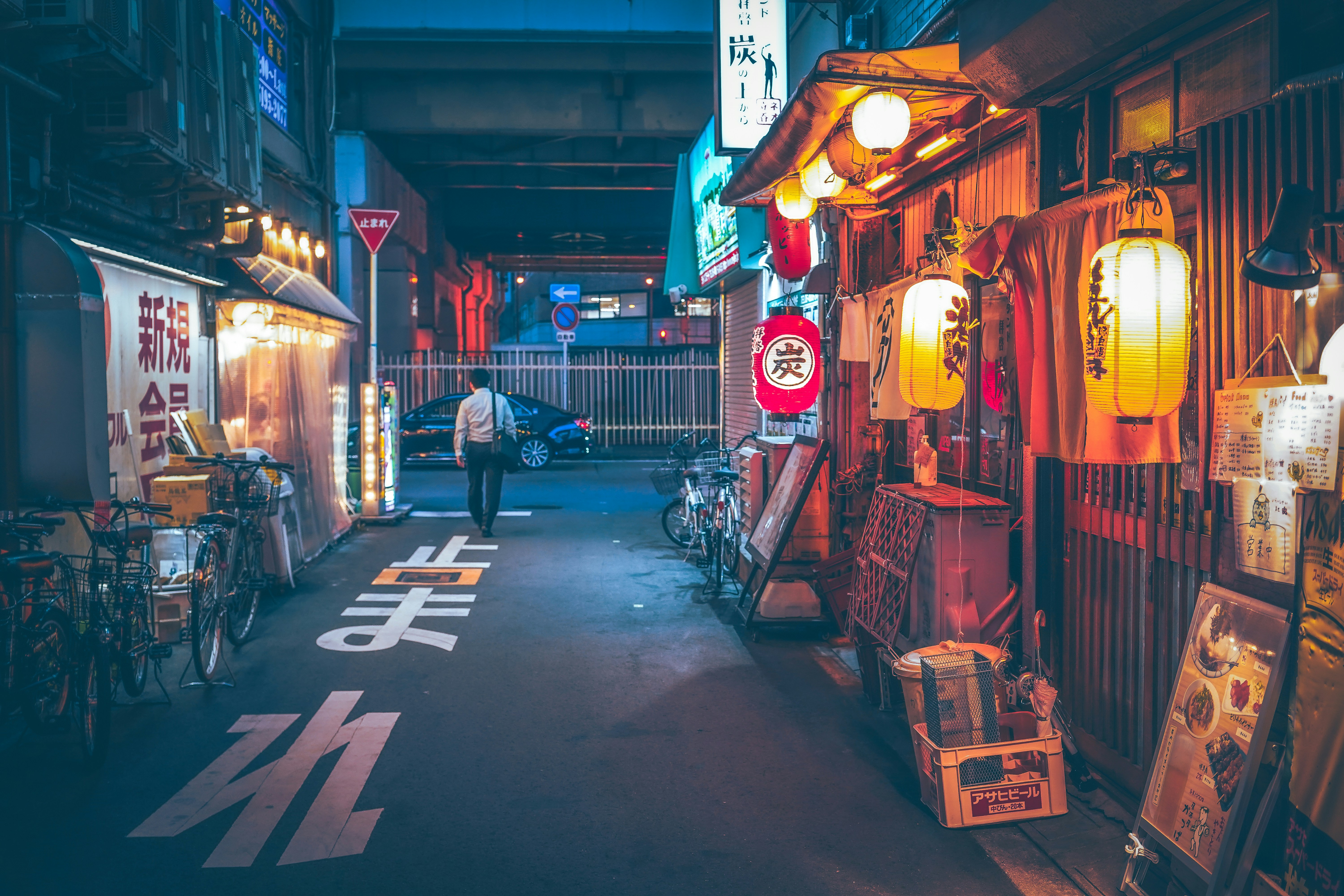 Eine Straße mit seitlich abgestellten Fahrrädern Foto – Kostenloses ...
