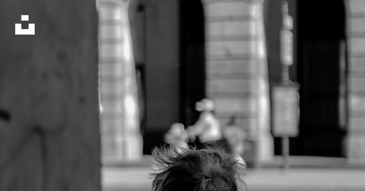 Une Personne Assise Sur Un Banc Photo Image Gratuite De Gris Sur Unsplash